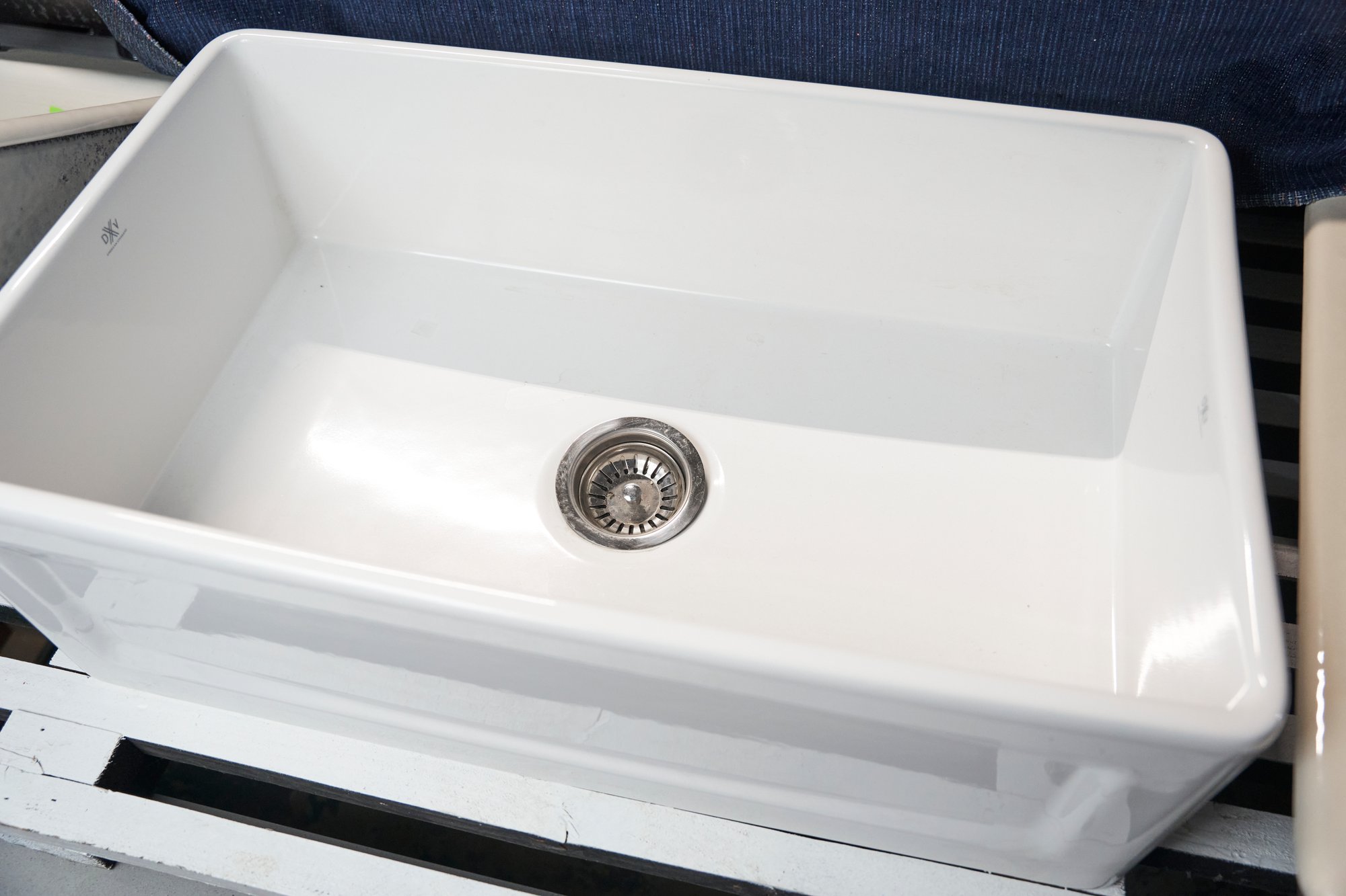 DXV Hillside 30" Fireclay Apron Kitchen Sink With Reversible Front ...