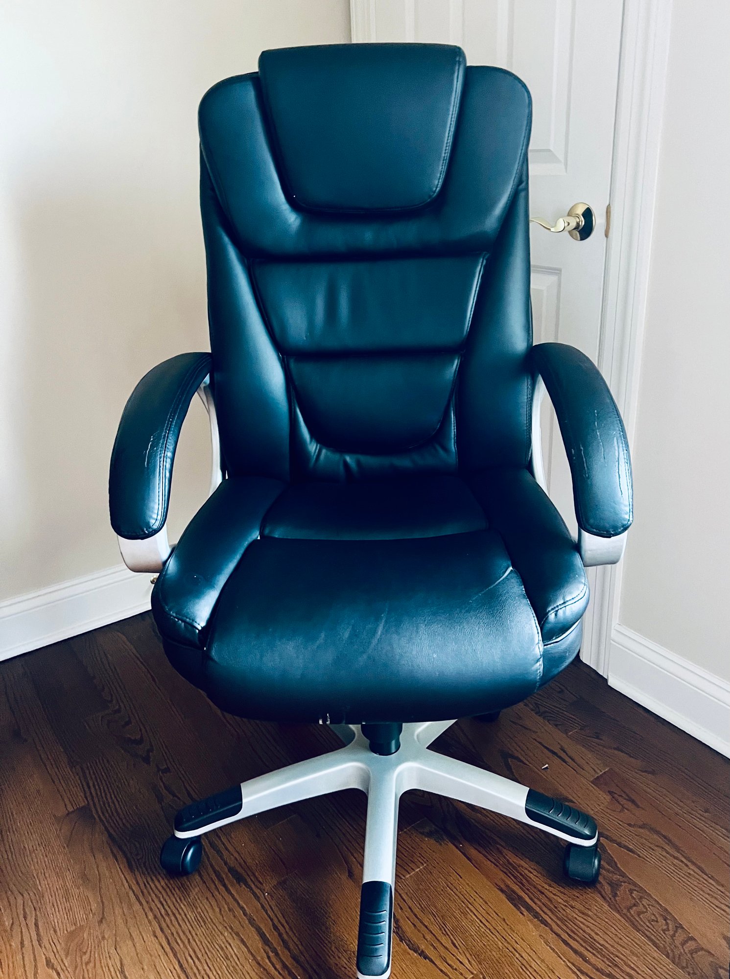 Extremely Comfortable Black Swivel Desk Chair (LOC: S1) #1936252 ...