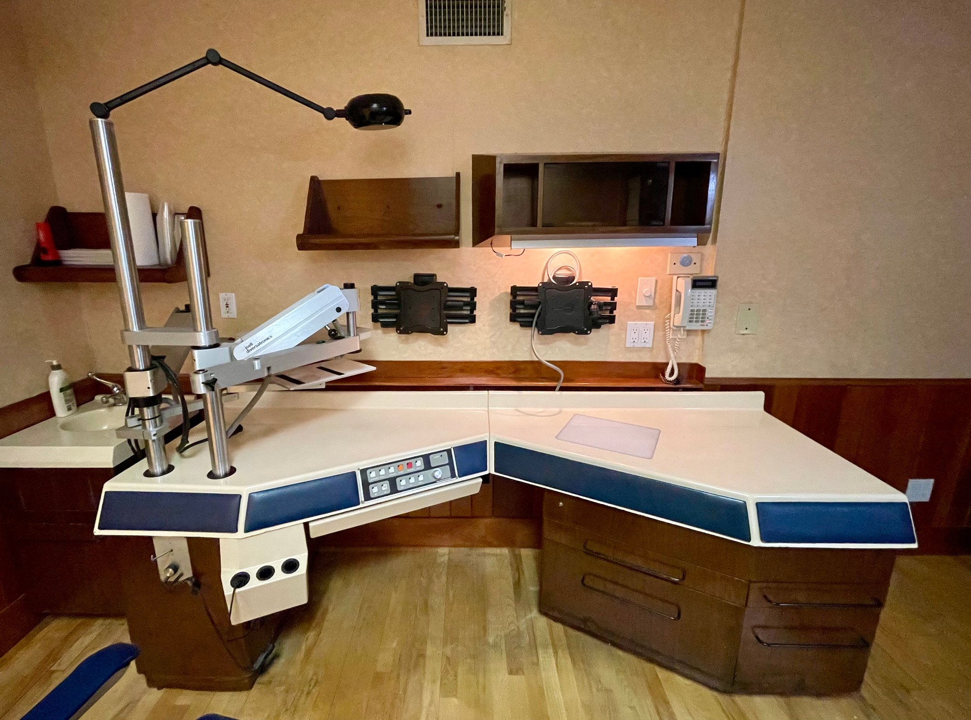 Topcon Omni III Exam Desk With Isell Diversatronics Light System ...