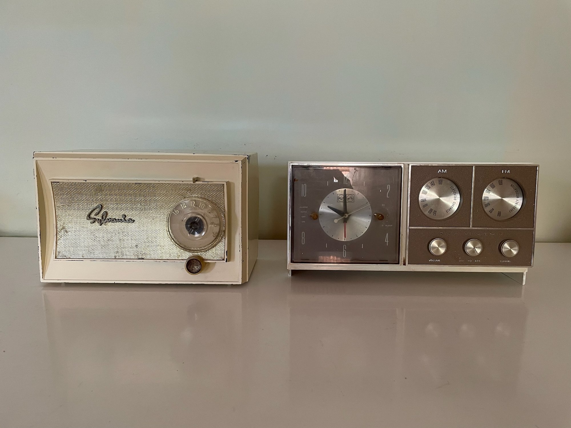 Two Vintage Radios By Sylvannia And RCA Victor #1961612 | Auctionninja.com