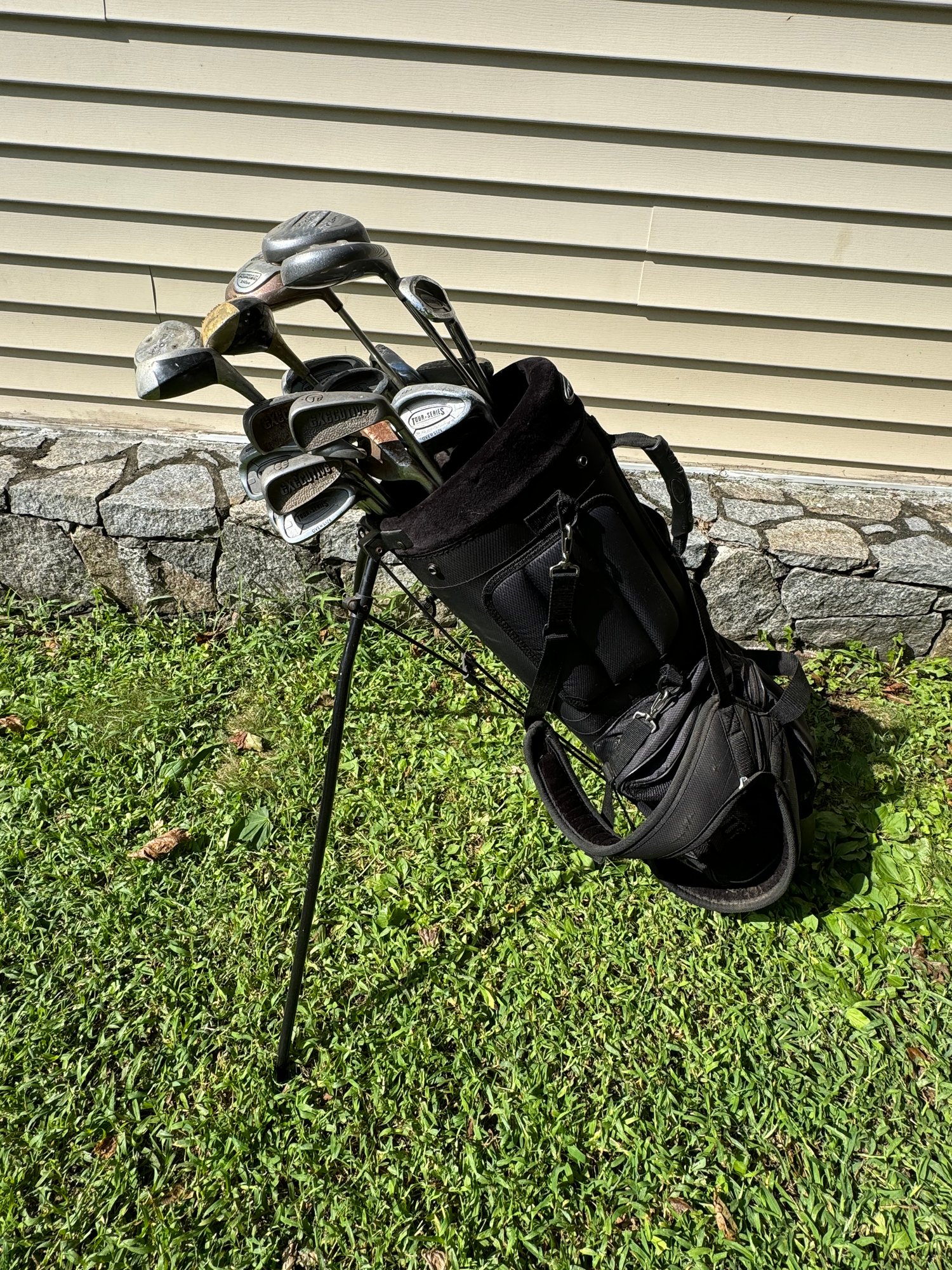 Complete Golf Set With Over 20 Clubs And Bag #1941844 | Auctionninja.com