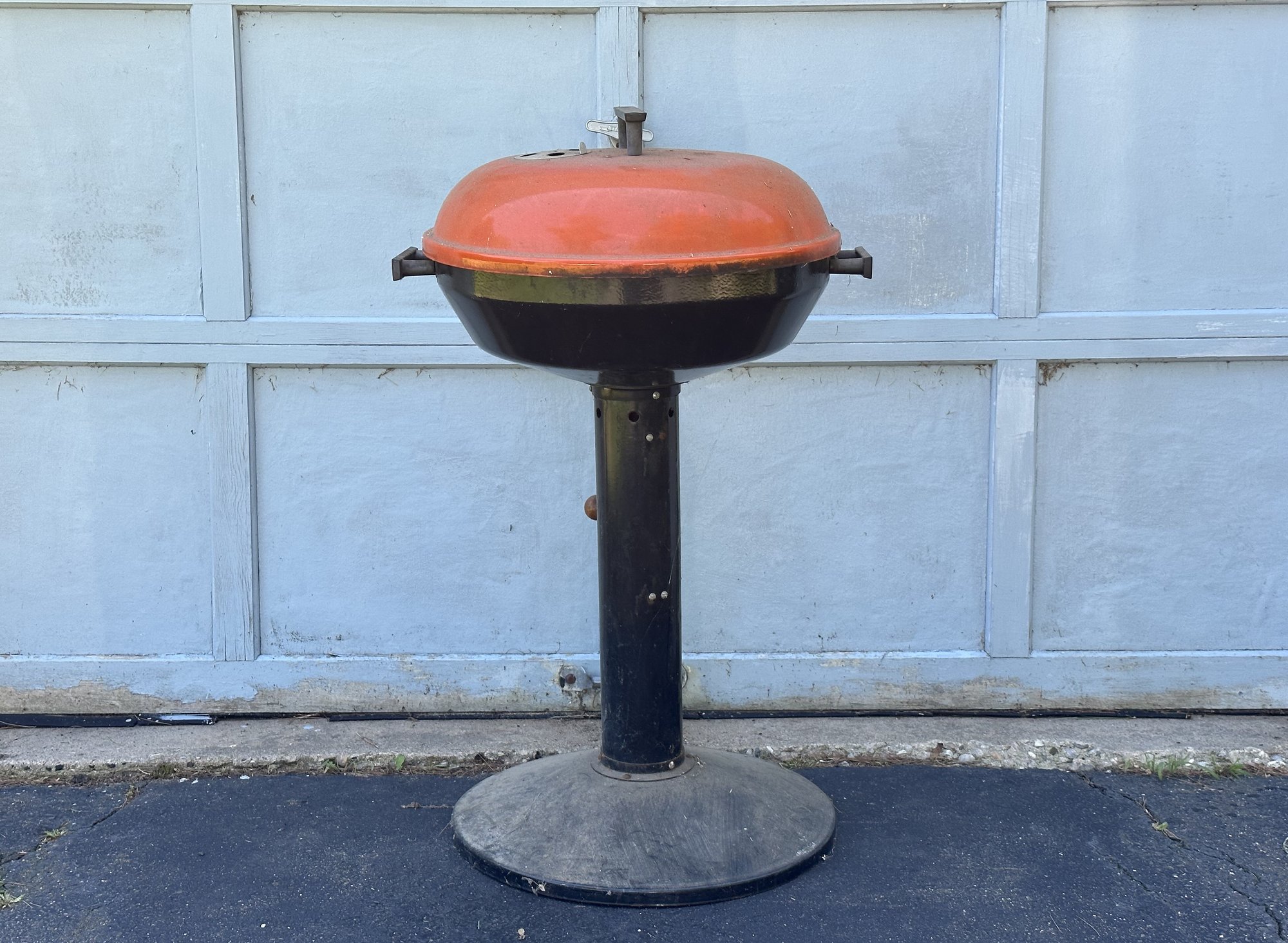 A Vintage Charcoal Grill: The Happy Cooker #1587655 | Auctionninja.com