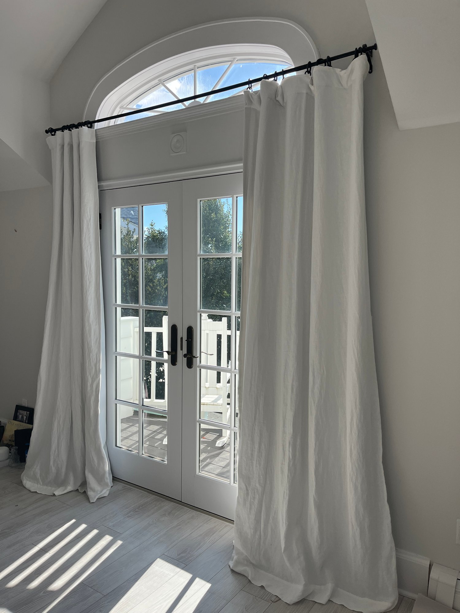 A Pair Of White Linen Drapery Sets By Pottery Barn - Lined - 4 Panels ...