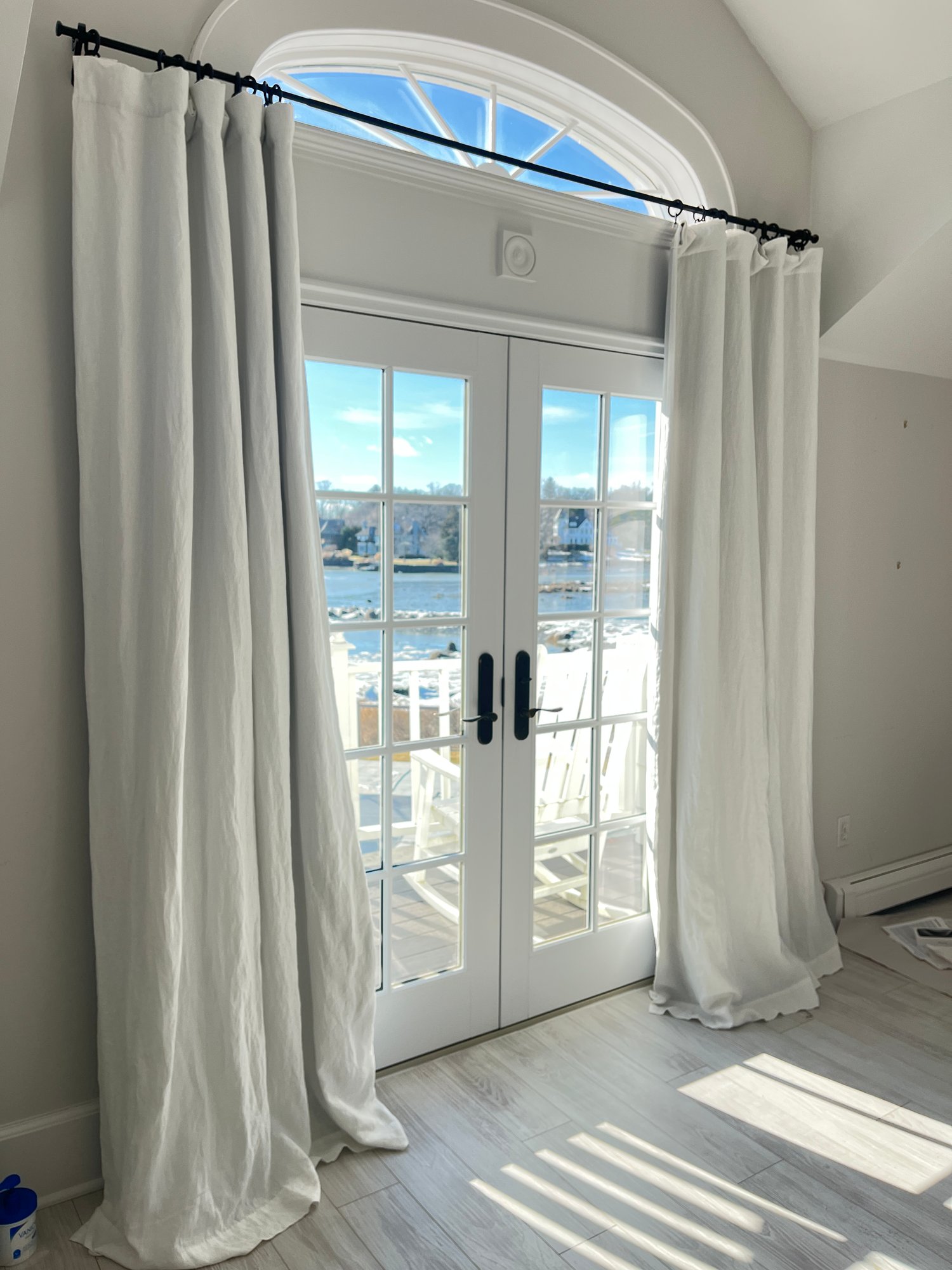 A Pair Of White Linen Drapery Sets By Pottery Barn - Lined - 4 Panels ...