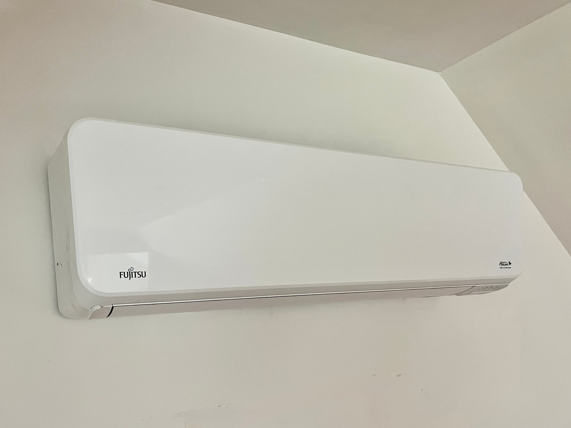 Fujitsu Halcyon DC Inverter - Ductless Mini-split HVAC System - Approx ...