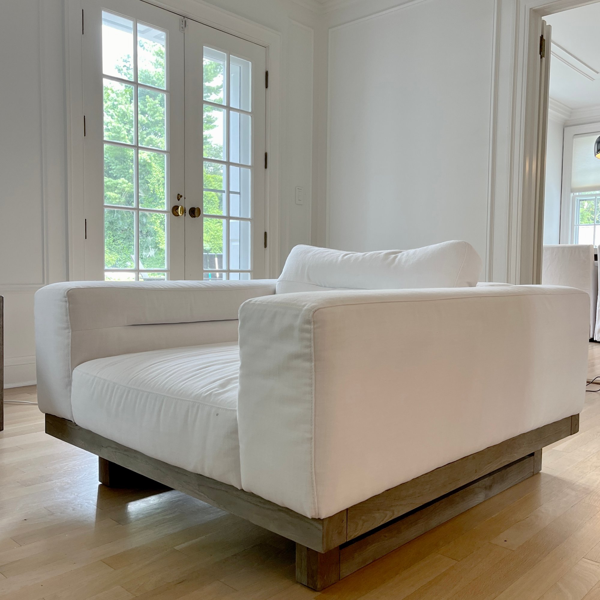 An RH Durrell Chair In White Linen #1911058 | Auctionninja.com