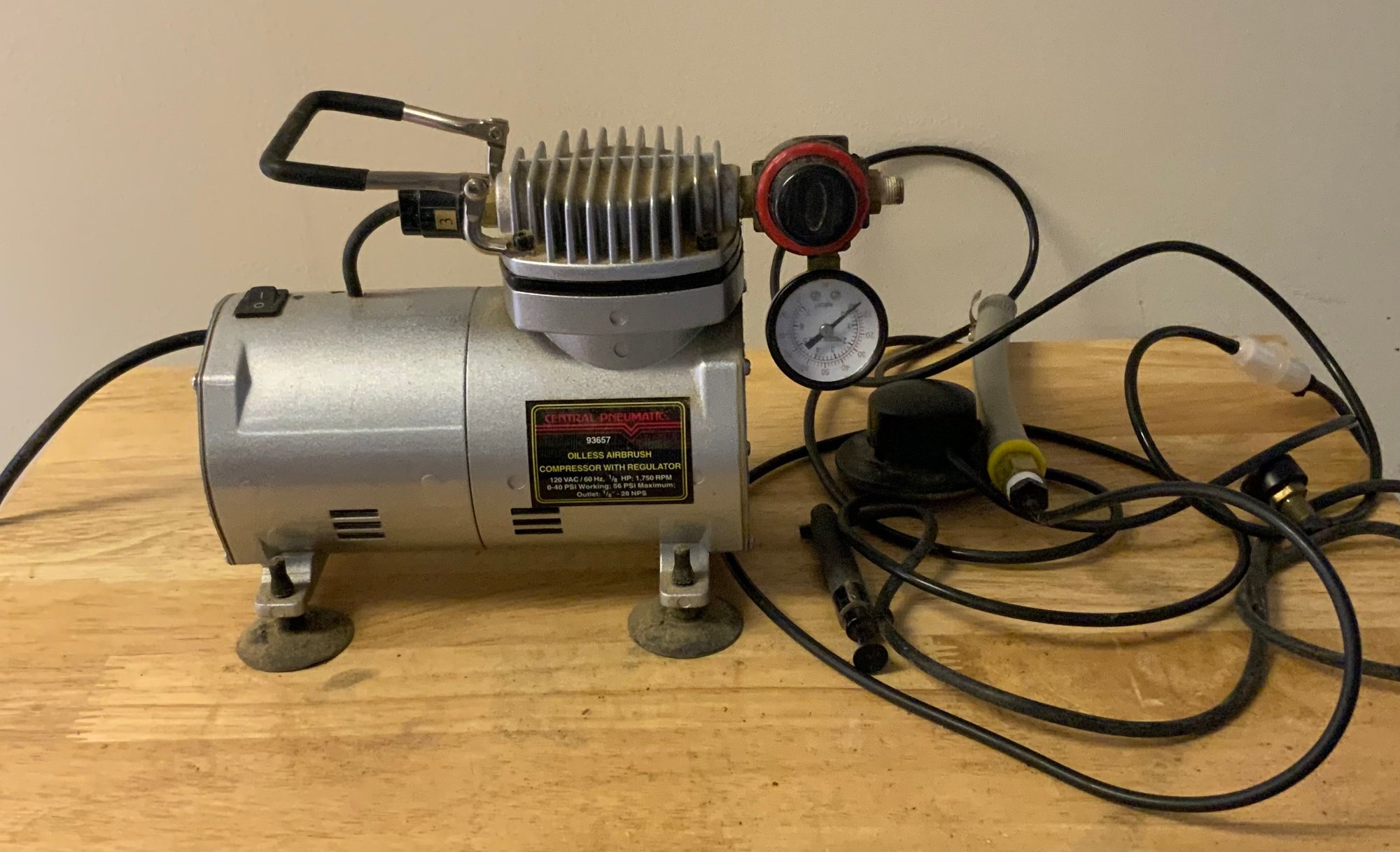 Central Pneumatic OILLESS AIRBRUSH COMPRESSOR WITH REGULATOR (C ...