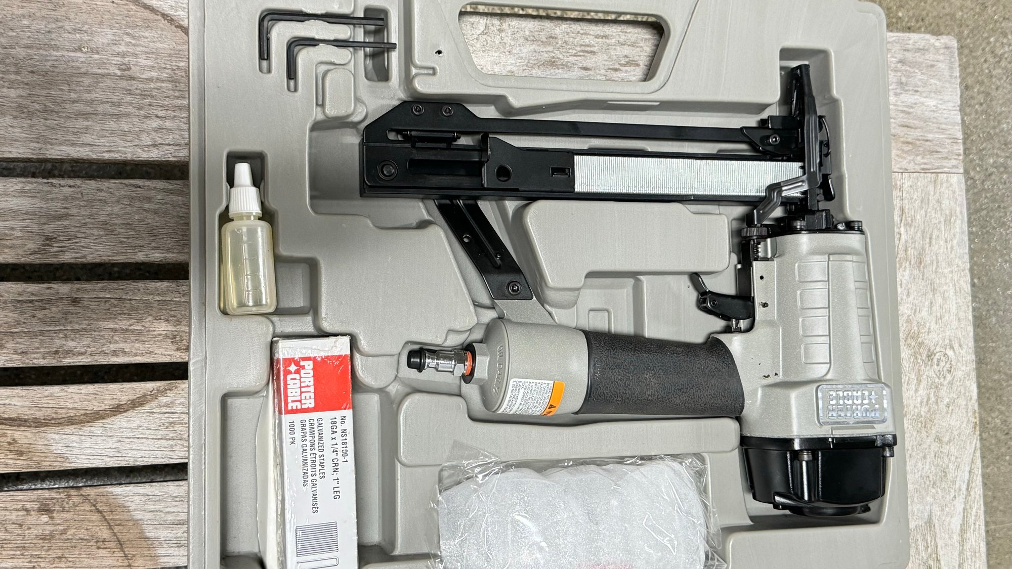 Porter Cable Gun With Staples #1950963 | Auctionninja.com