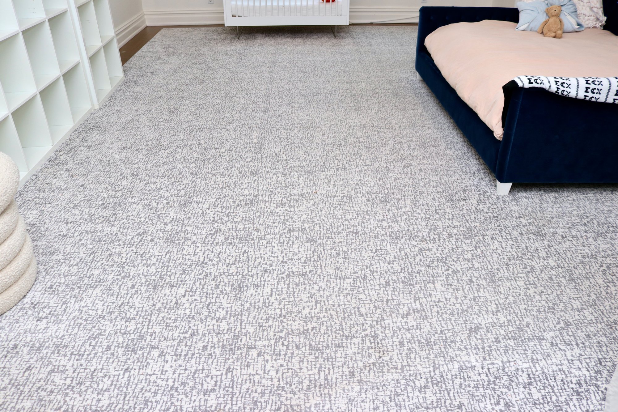 Large Modern Abstract Grey And White Area Rug #2117852 | Auctionninja.com