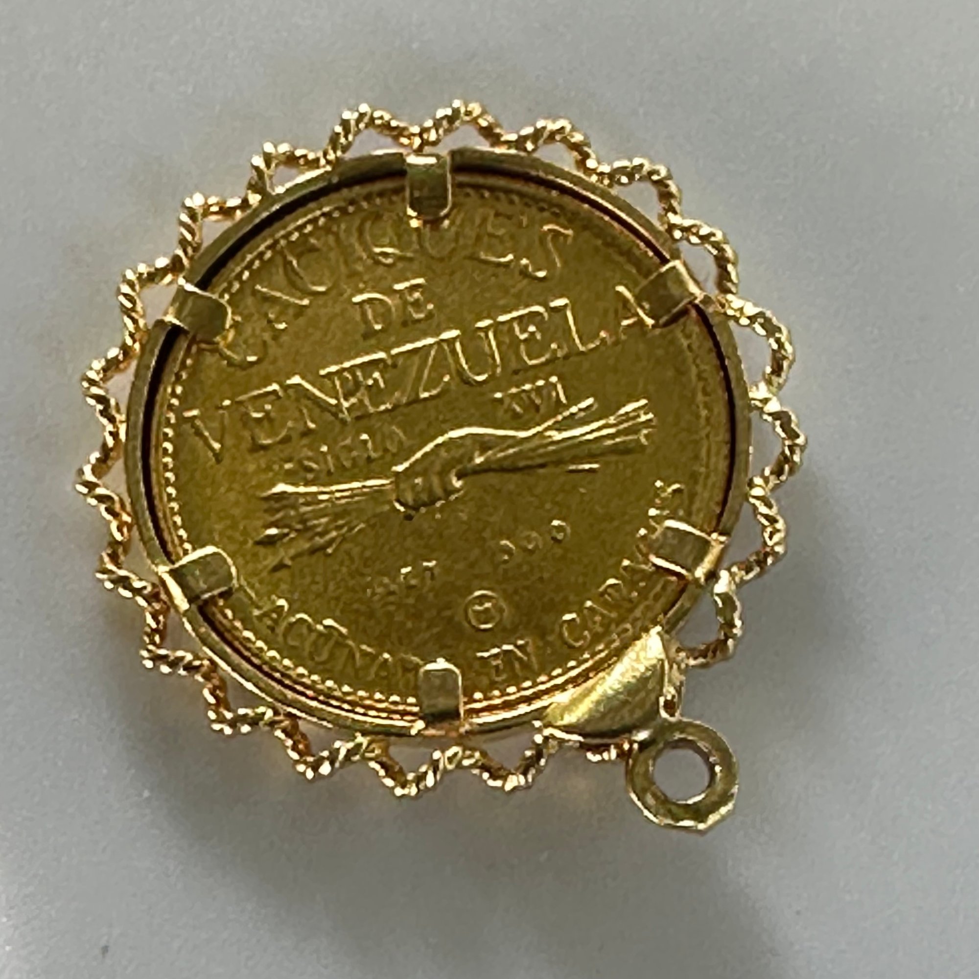 18K Caciques De Venezuela Coin Charm #40802493 | Auctionninja.com