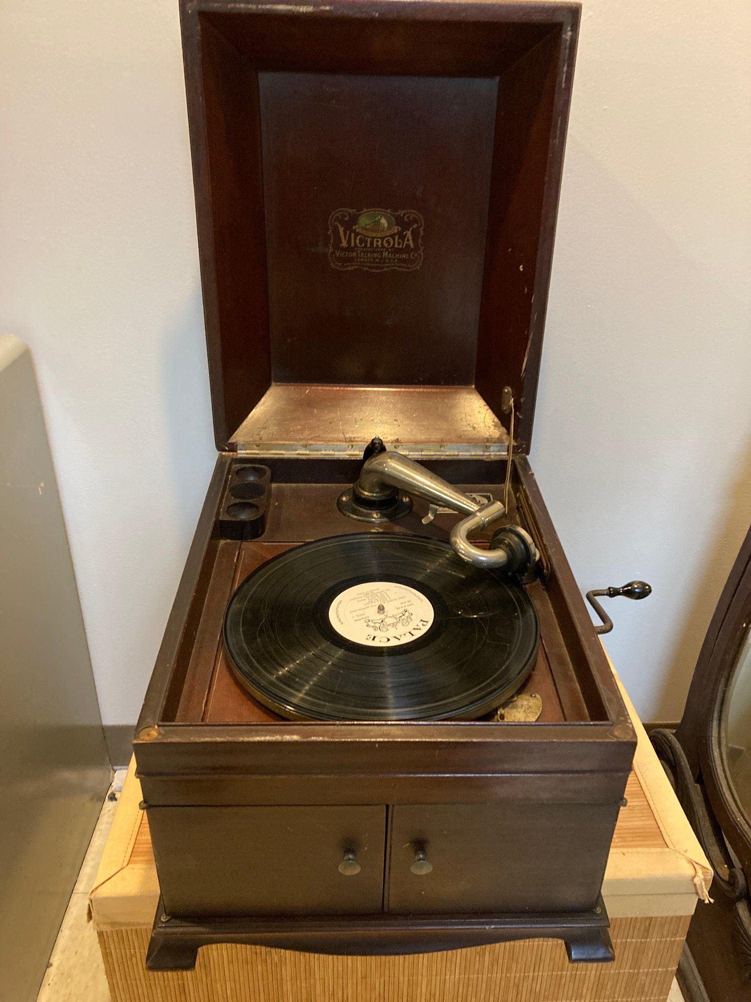 Victor Victrola Talking Machine Phonograph #1815118 | Auctionninja.com