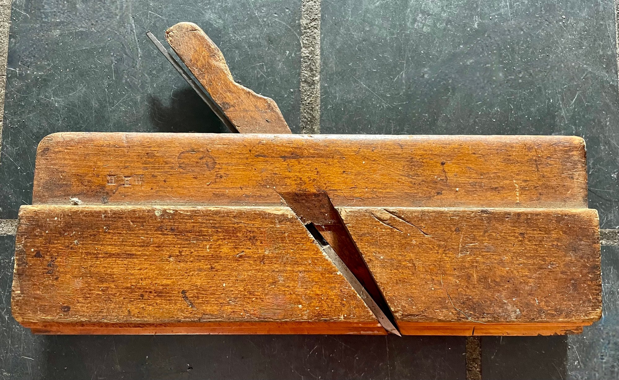 Antique Narrow Wooden Plane With Blade #1944935 | Auctionninja.com