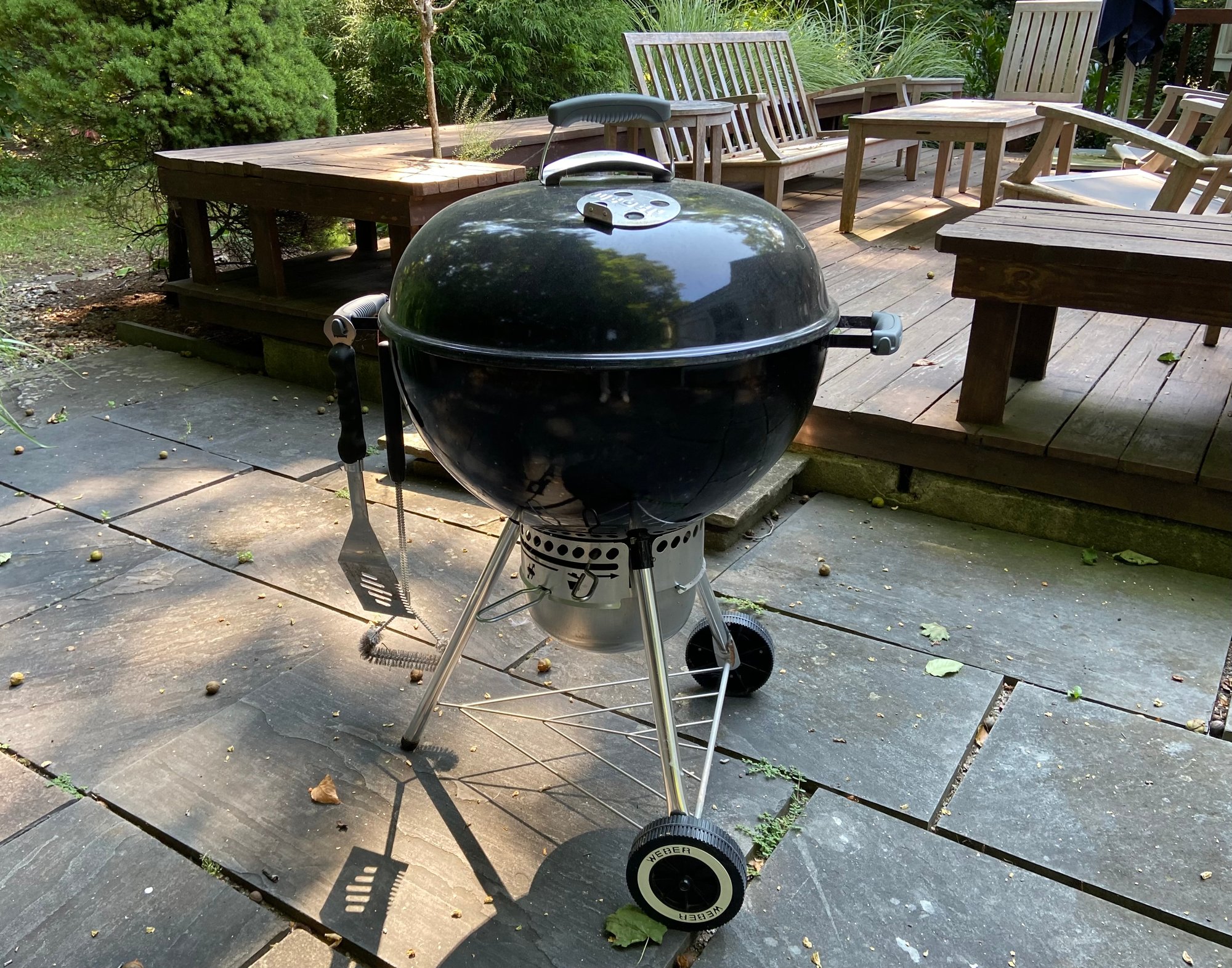 Classic Weber Kettle BBQ Grill #1944181 | Auctionninja.com