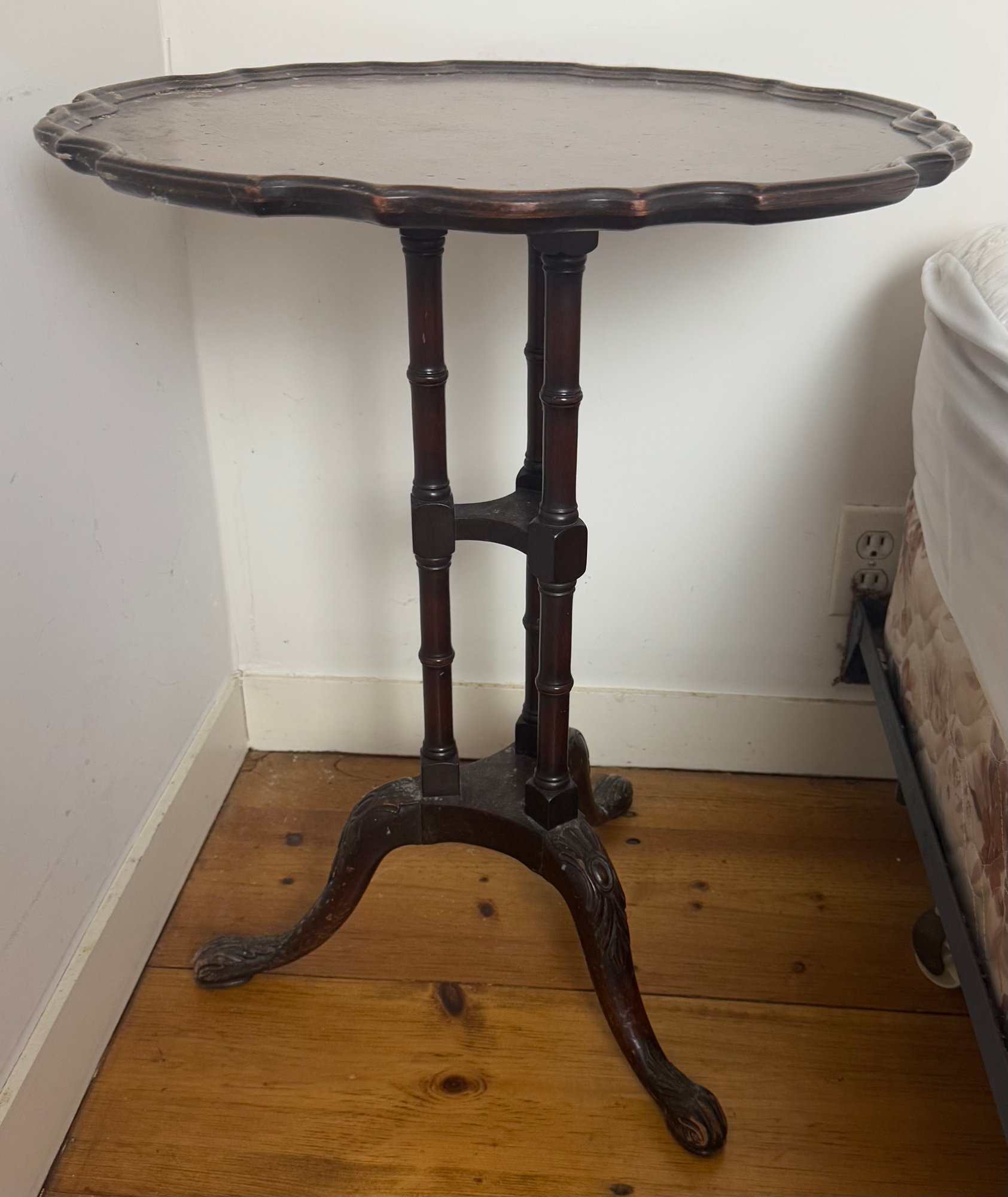 Kittinger Georgian Style Pie Crust Side Table #2057287 | Auctionninja.com