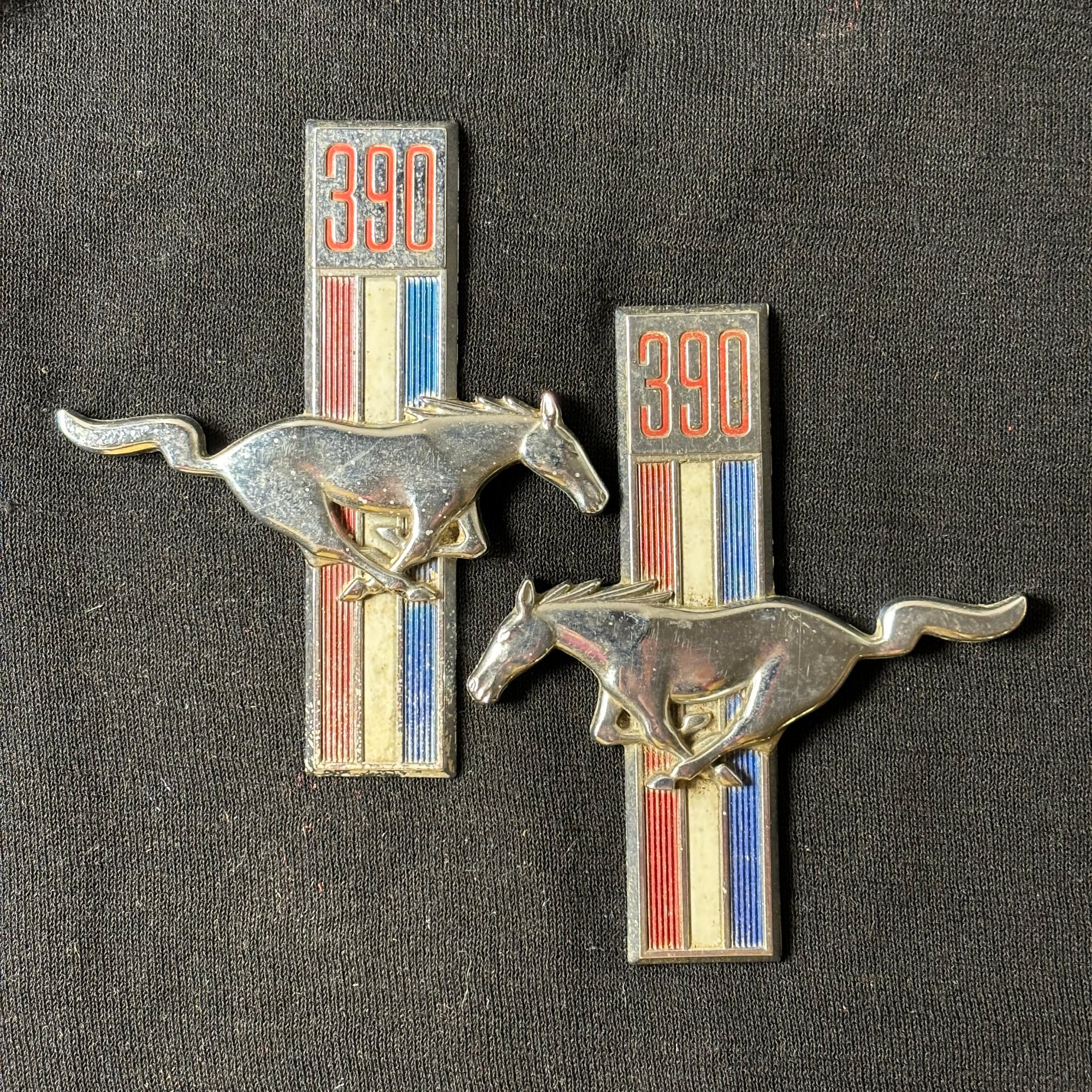 Pair Ford 390 Mustang 1967 1968 Fender Emblems #2003987 | Auctionninja.com