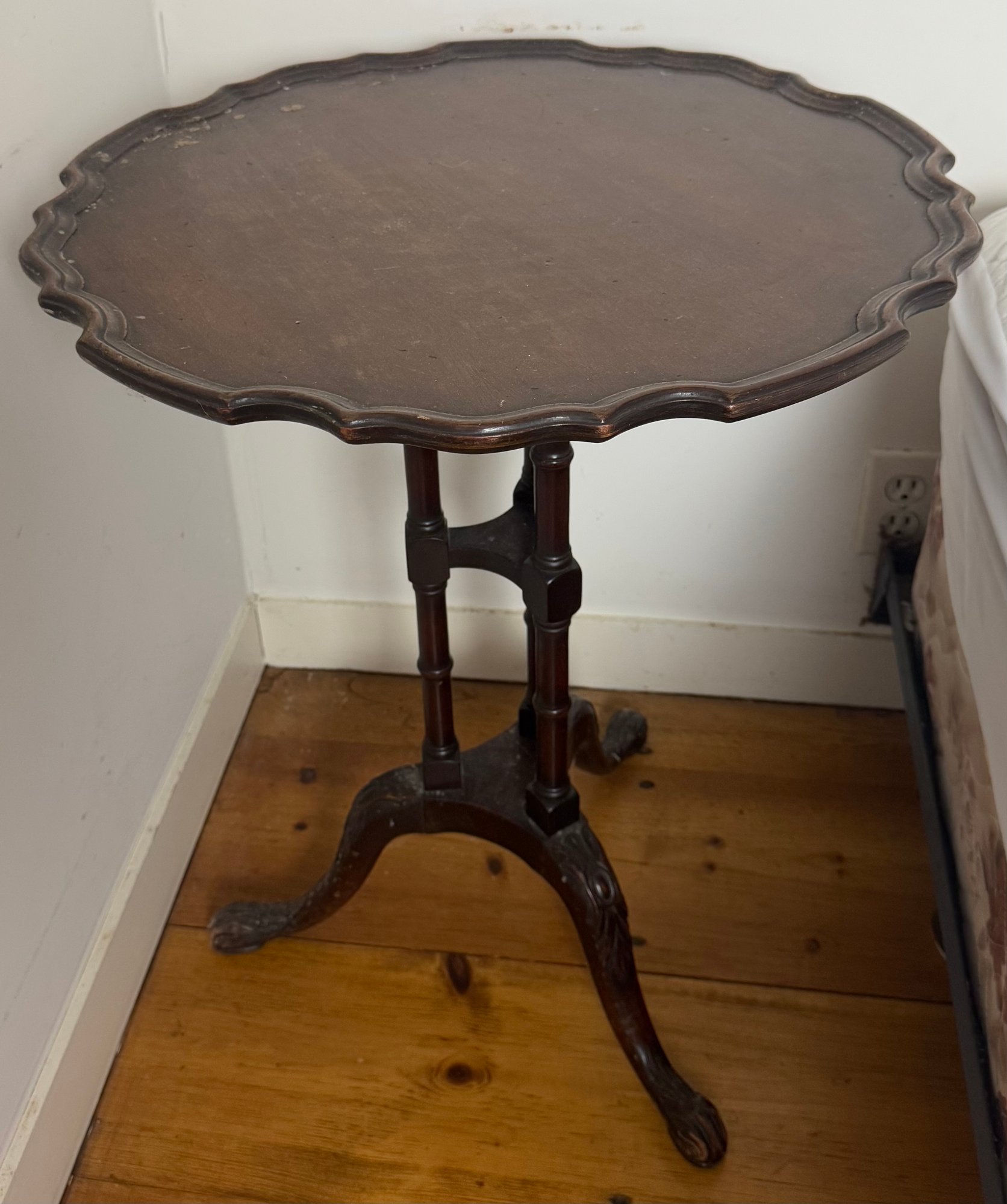 Kittinger Georgian Style Pie Crust Side Table #2057287 | Auctionninja.com