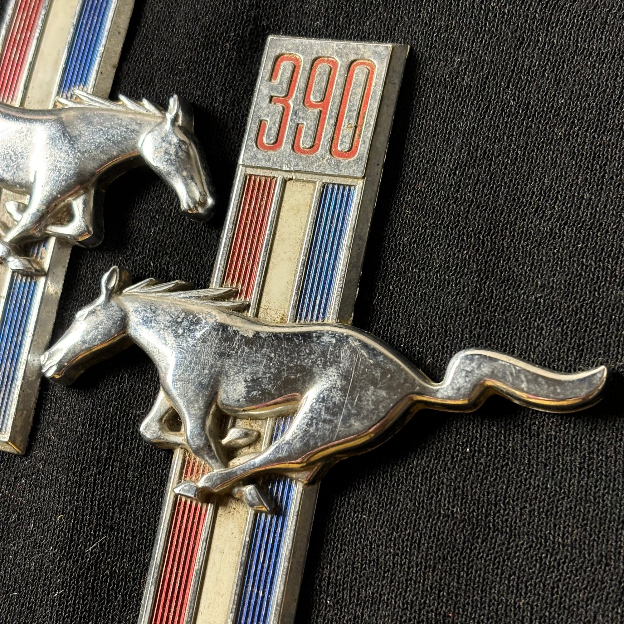Pair Ford 390 Mustang 1967 1968 Fender Emblems #2003987 | Auctionninja.com