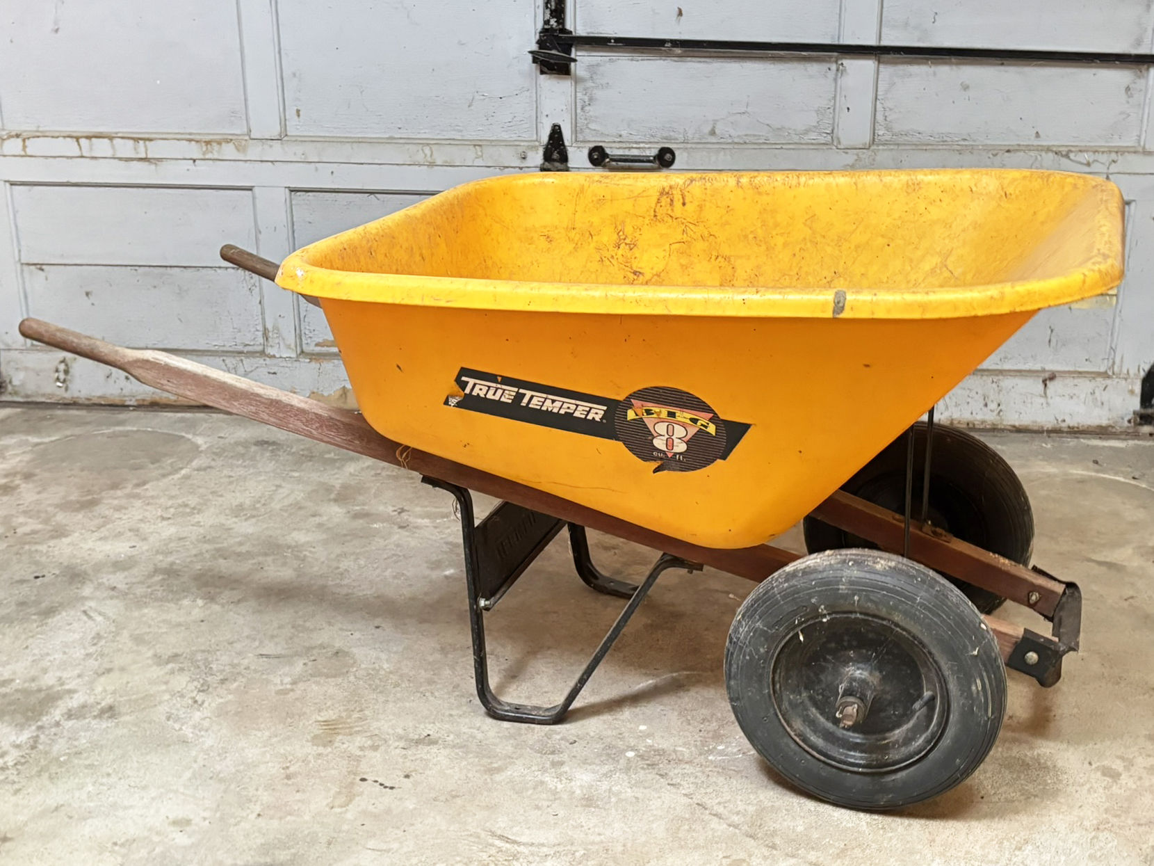 A True Temper Wheelbarrow #2039674 | Auctionninja.com