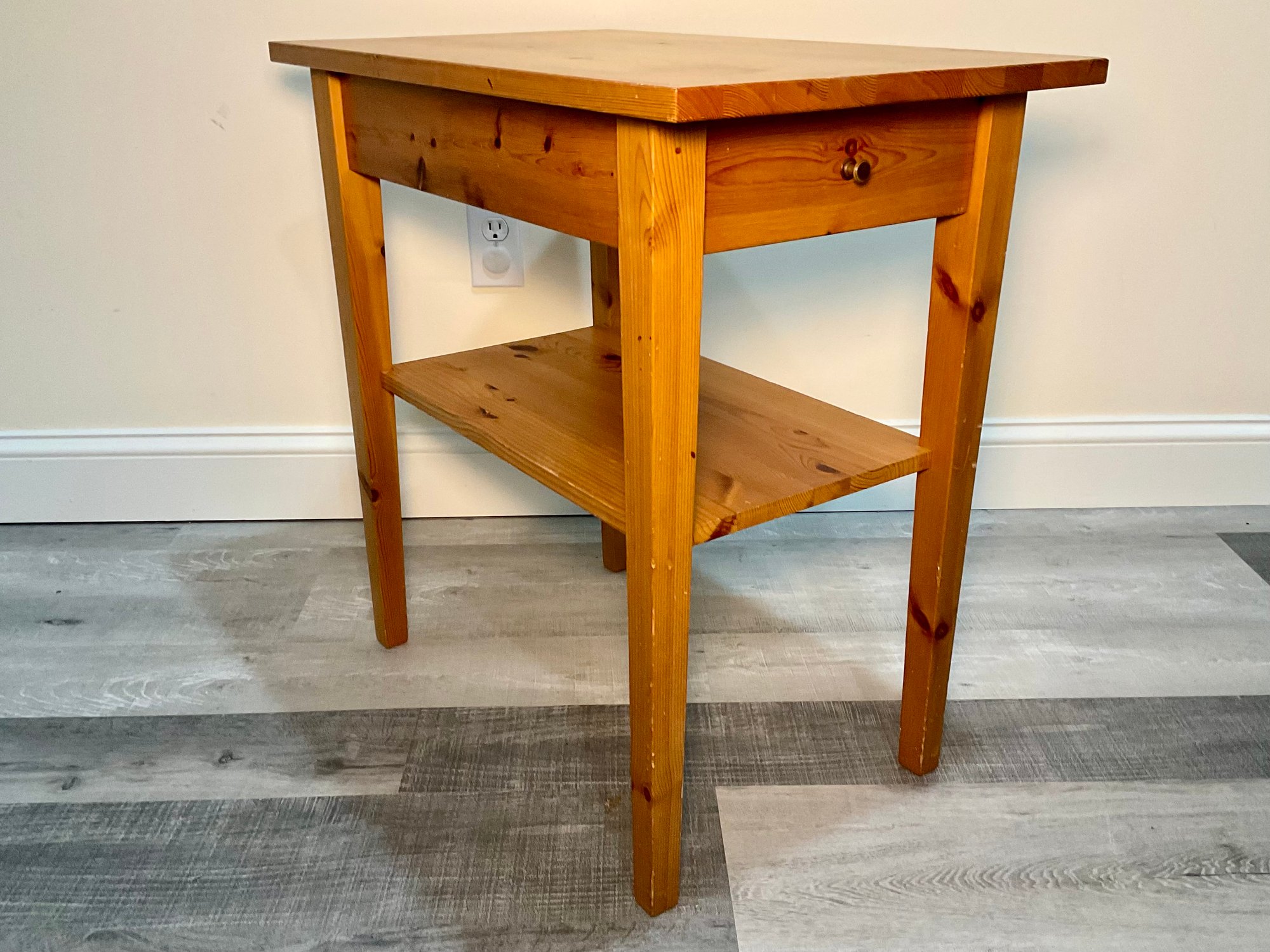 Shaker Style Accent Table #40825697 | Auctionninja.com