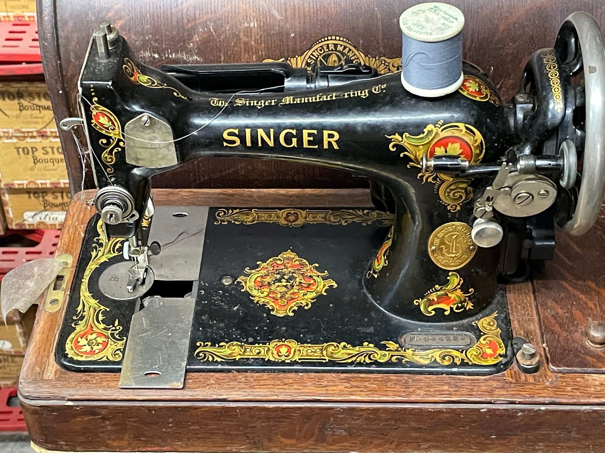 Antique 1914,portable Singer Sewing Machine. #1942351 | Auctionninja.com