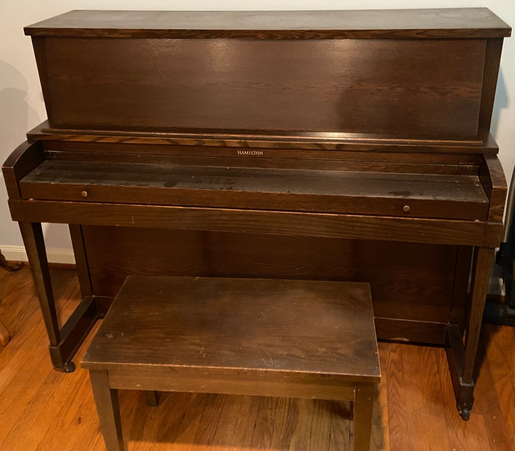 Hamilton Upright Piano And Bench #1944282 | Auctionninja.com