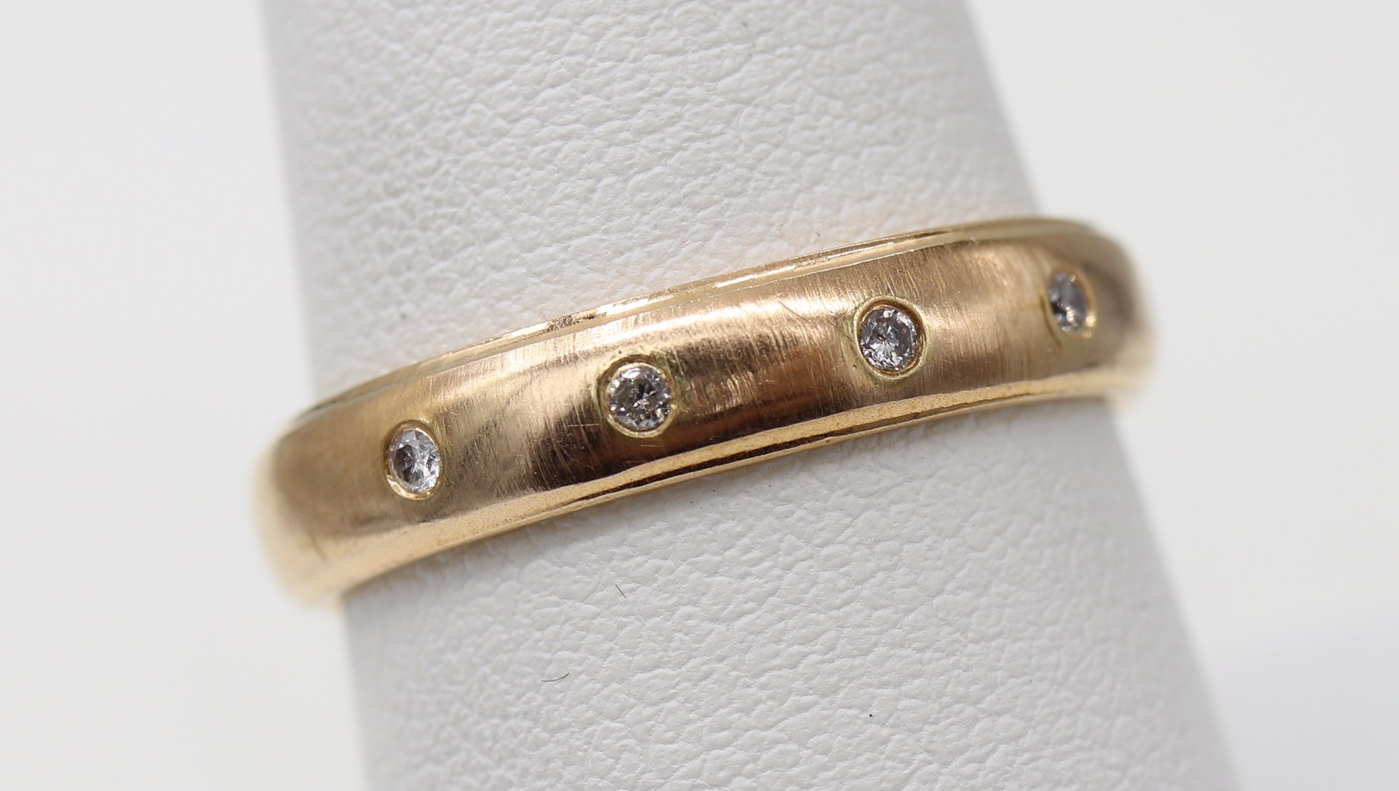 14K Yellow Gold 5 Diamond Studded Band #2094352 | Auctionninja.com