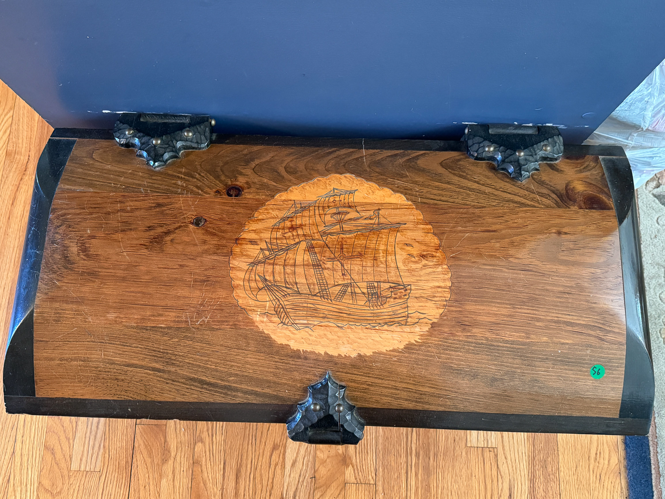A CEDAR LINED REPRODUCTION SHIPS CHEST #1884962 | Auctionninja.com