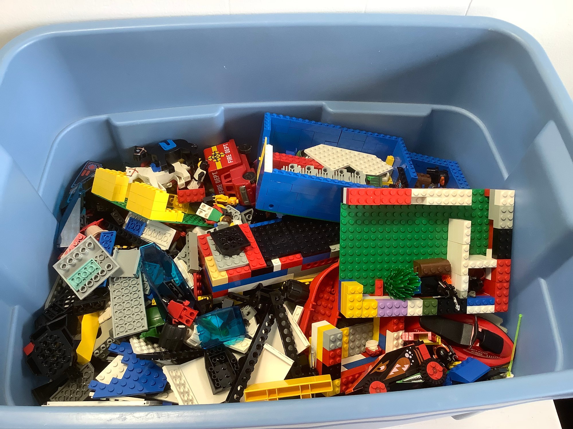 Large Lego Lot With Lego People #1474362 | Auctionninja.com