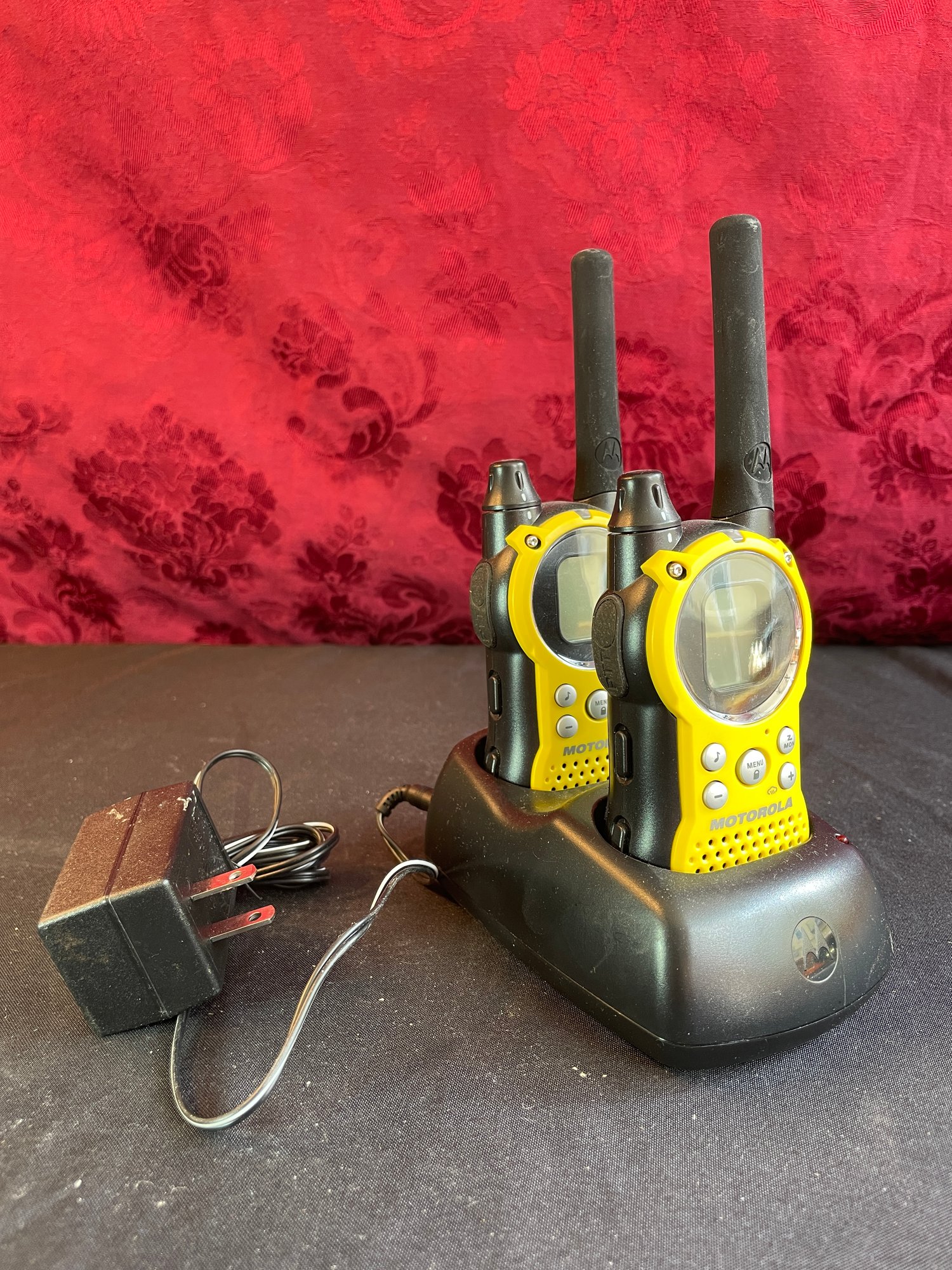 Motorola Two-Way Radios With Charging Base Yellow & Black Walkie Talkie ...