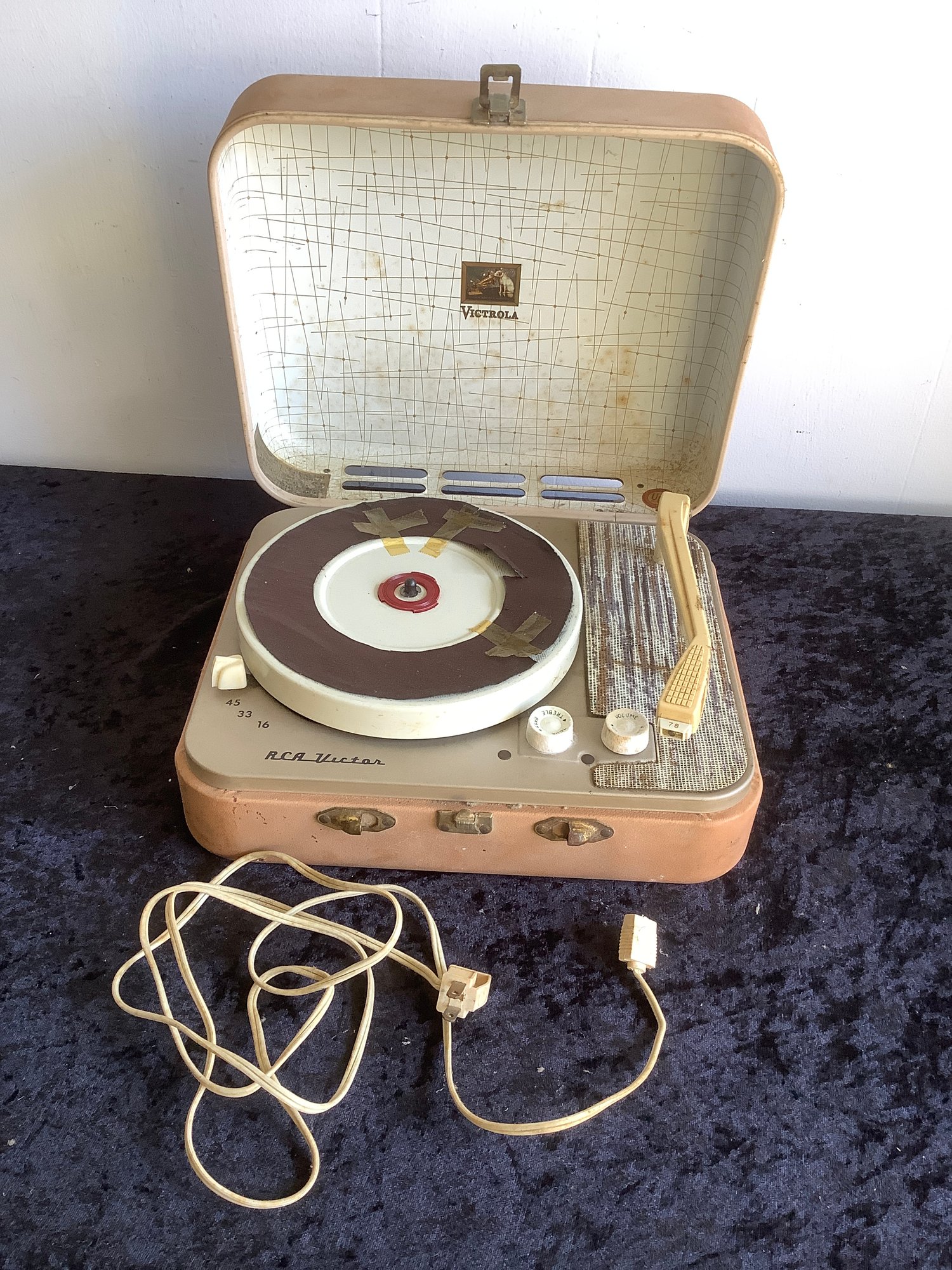 Victrola RCA Victor Vinyl Record Player #1996386 | Auctionninja.com