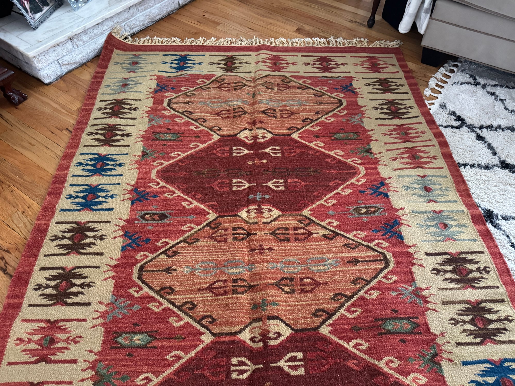 Beautiful Rug Made In India #2136010 | Auctionninja.com