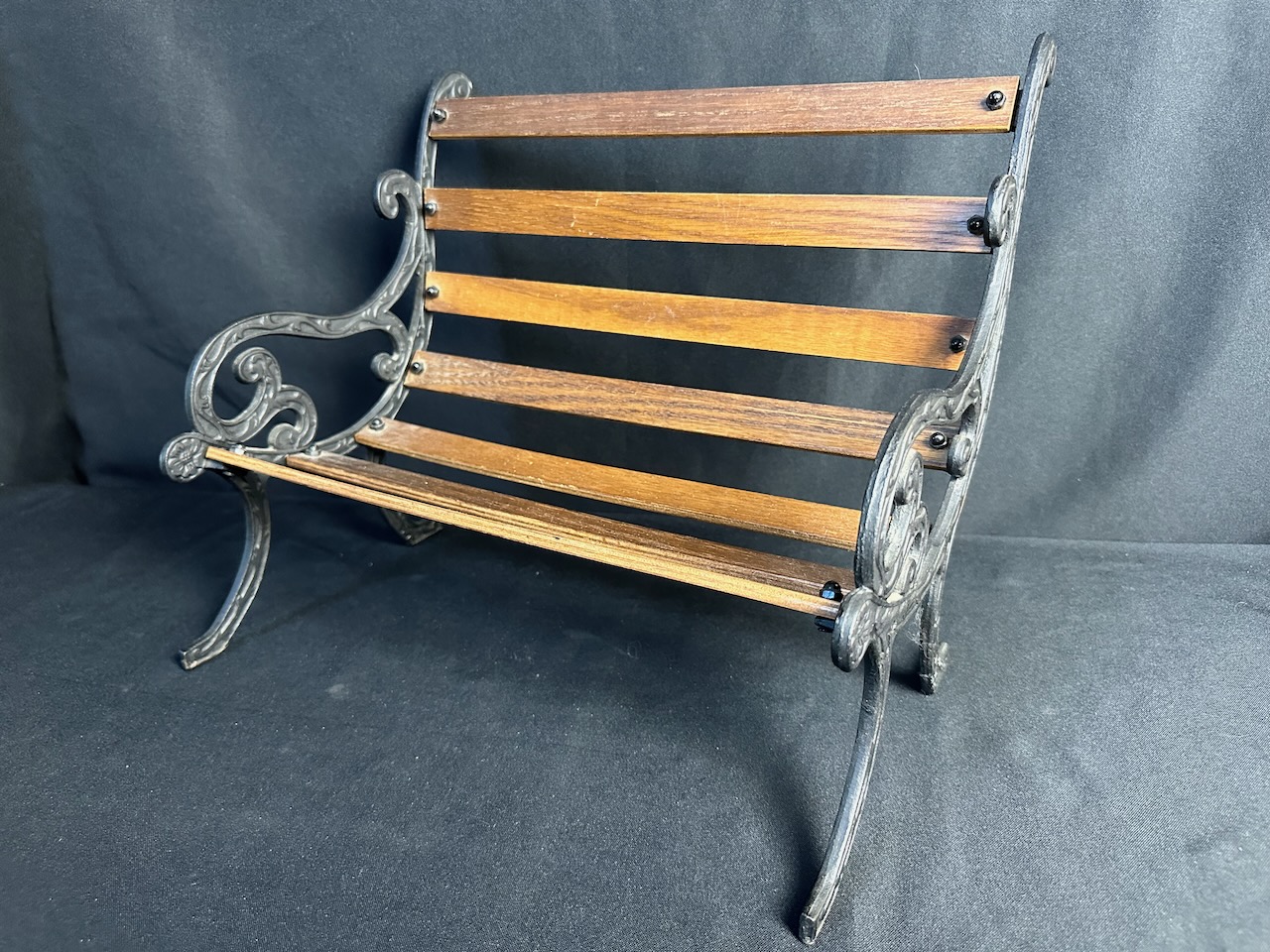 A Doll's Park Bench #40731583 | Auctionninja.com