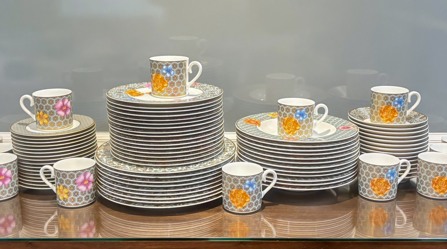 A Glam Modern Dinner Service For 8 Plus Tons Of Extras By Villeroy ...
