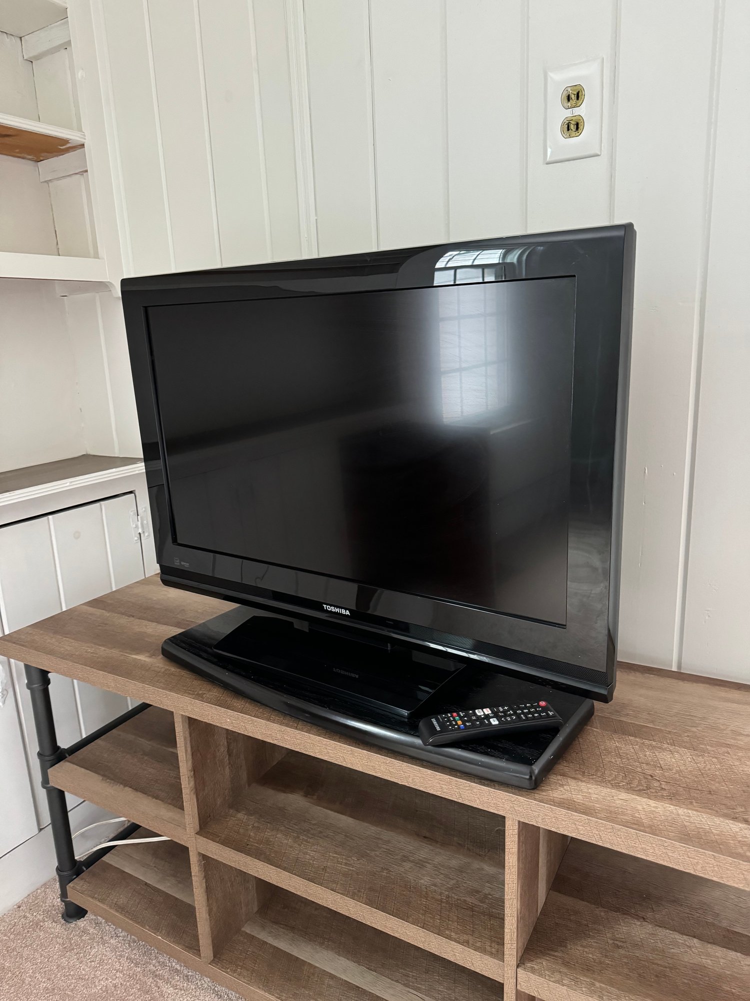 32 Inch TV With Remote #1926521 | Auctionninja.com