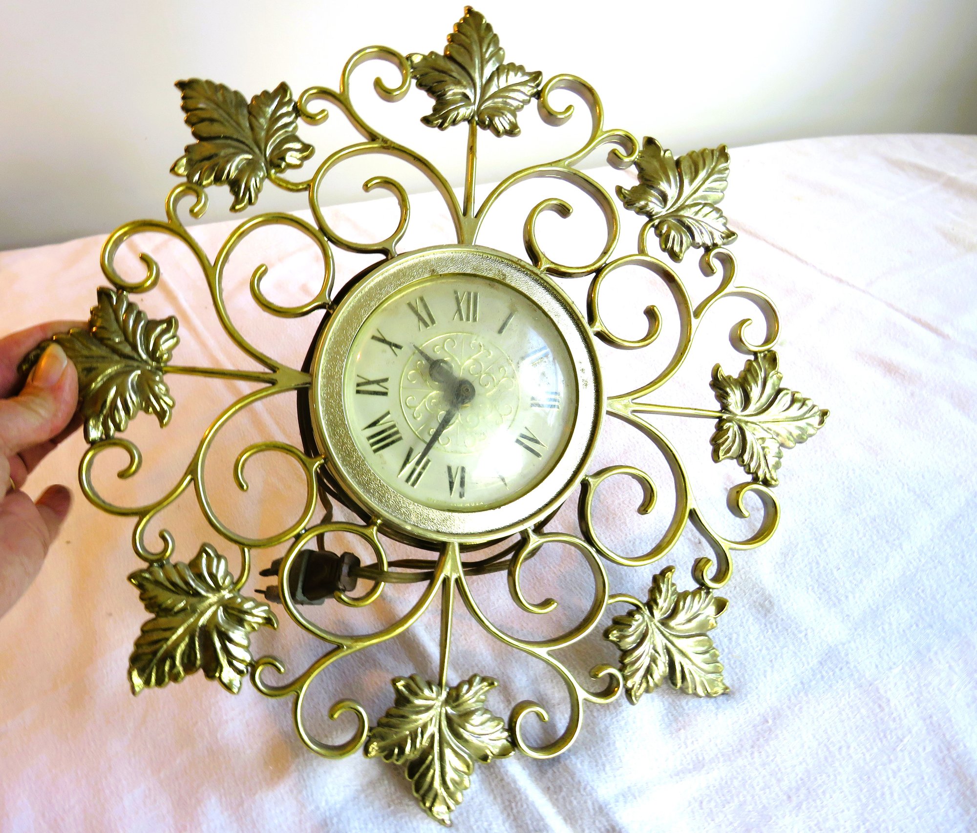 Vintage Spartus Gold Leaf Electric Wall Clock #1511310 | Auctionninja.com