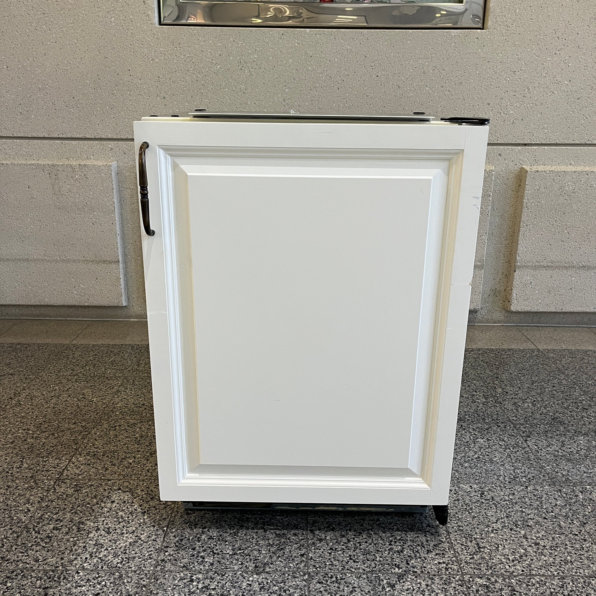 A Sub Zero Under Counter Refrigerator - 24 Inch - UC24R #40796037 ...