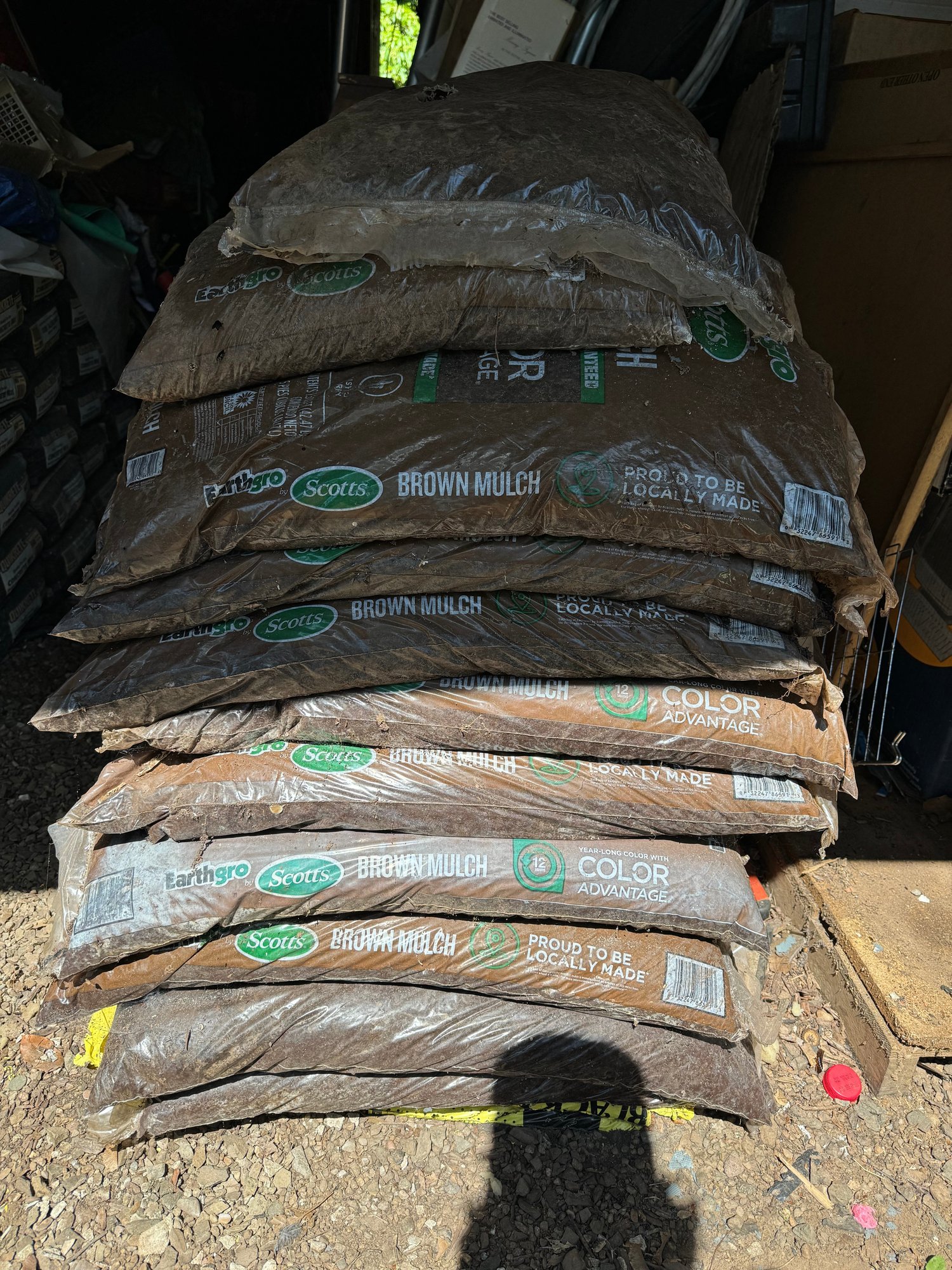 Earthgro Scotts Shredded Brown Mulch Lot #2145636 | Auctionninja.com