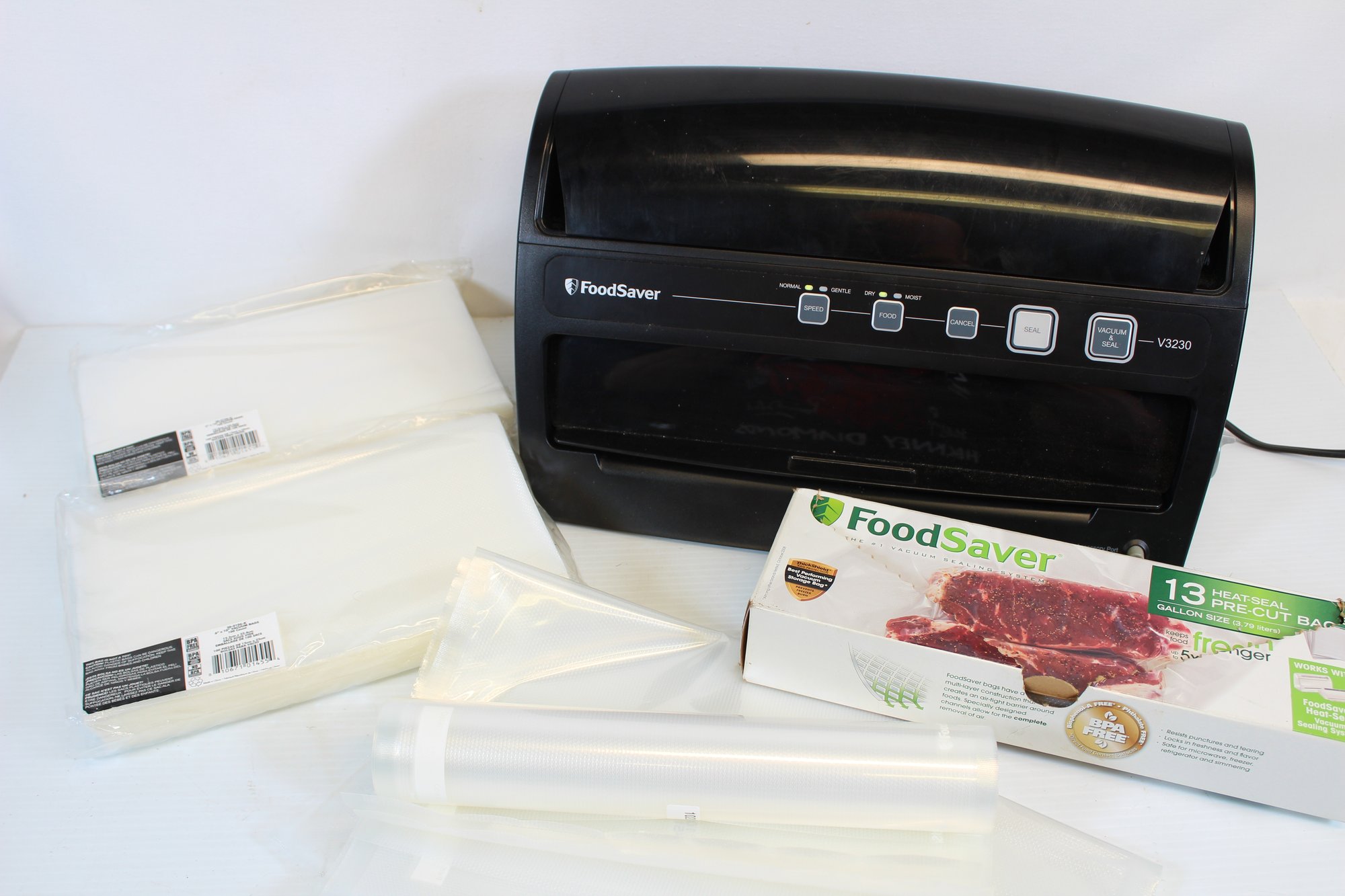 Working Foodsaver V3230 Food Sealer With Bags #1937690 | Auctionninja.com