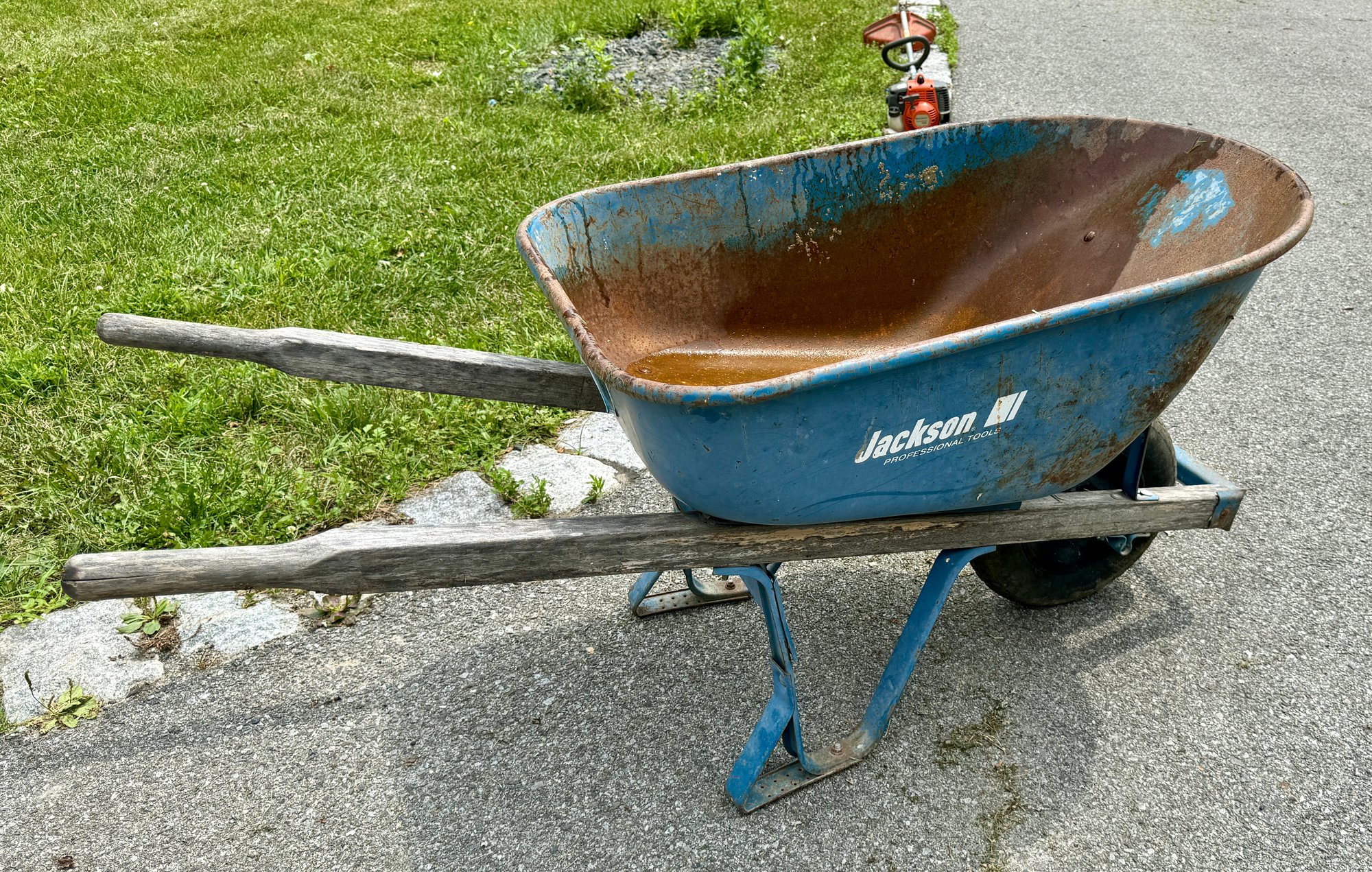 A JACKSON Steel Push Wheelbarrow #1917023 | Auctionninja.com
