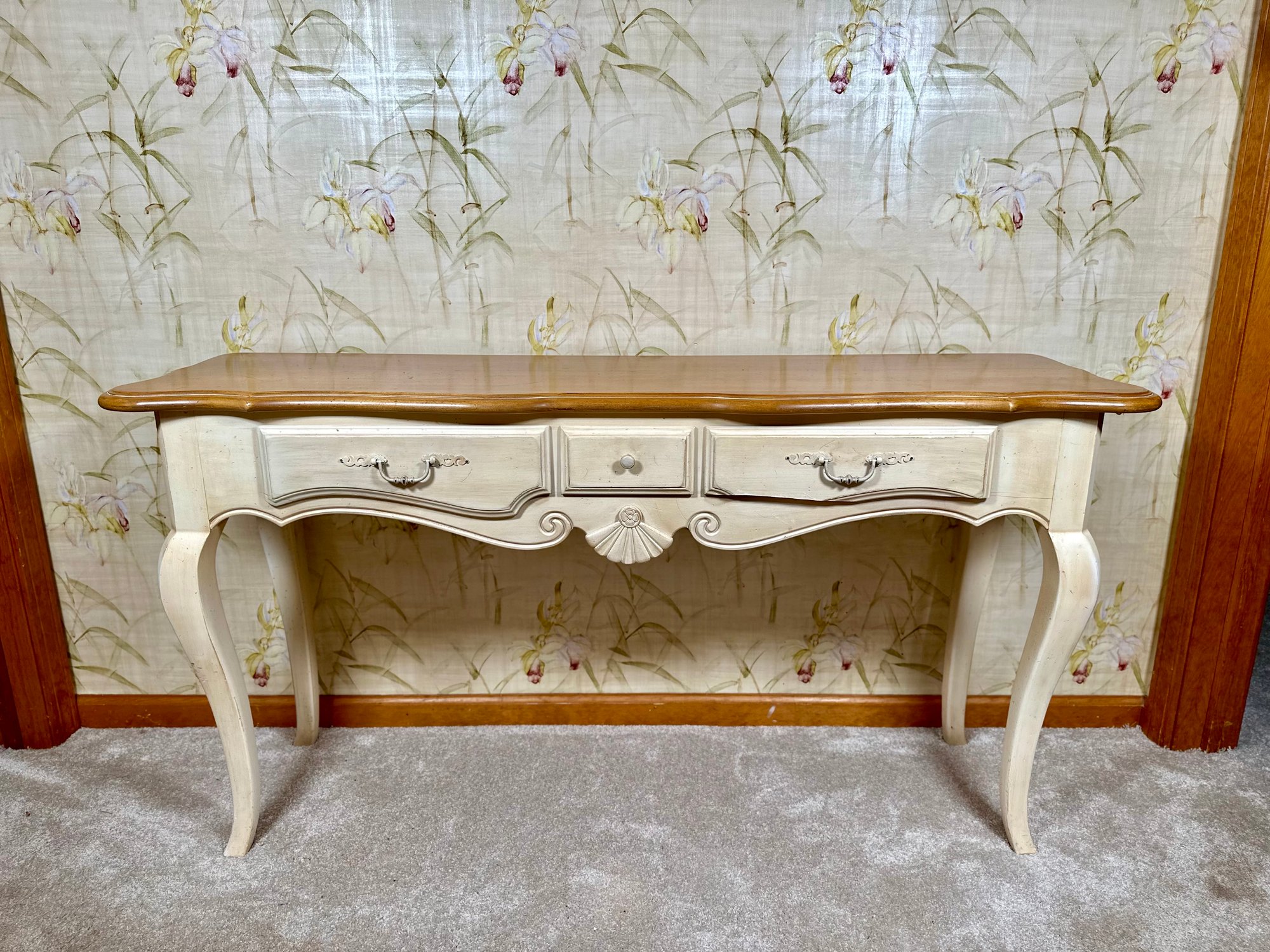 Beautiful Ethan Allen Console Table #40796262 | Auctionninja.com