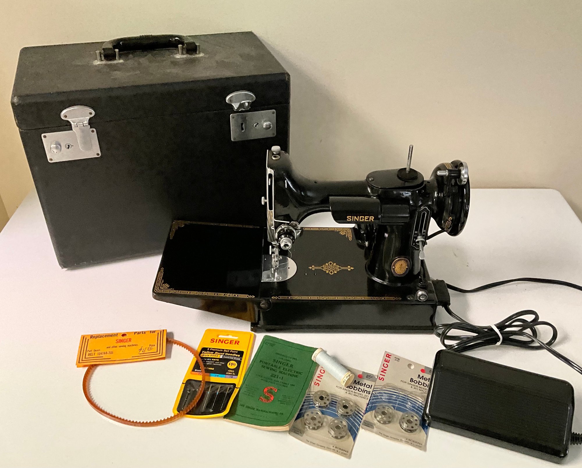 Vintage Singer Featherweight 678-3A Sewing Machine W/case & Extras ...