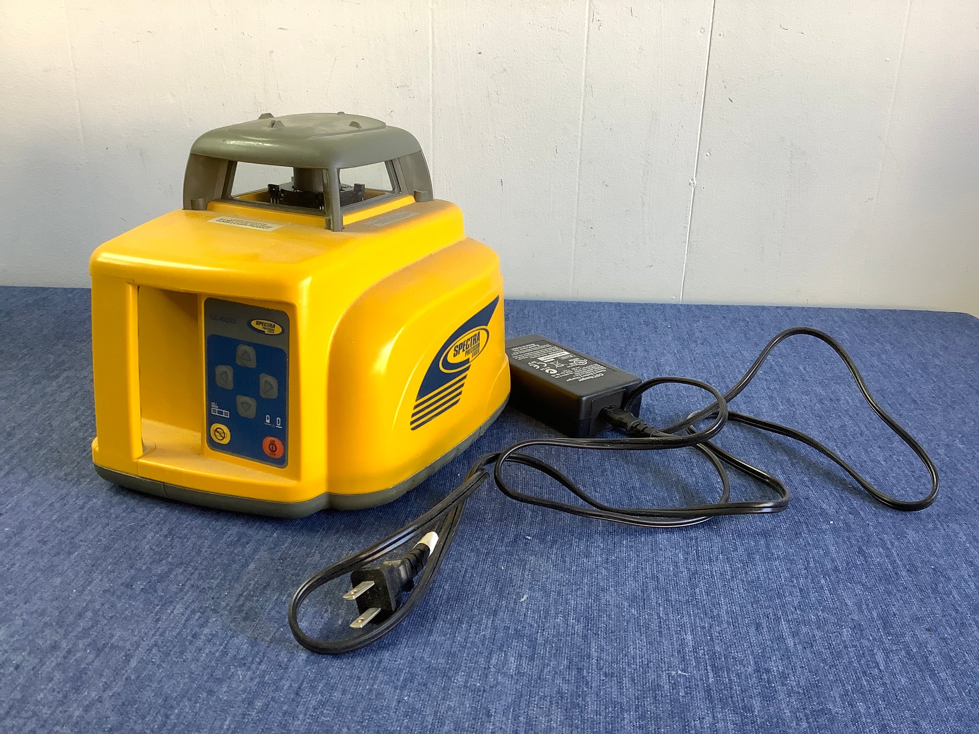 SPECTRA LL400 LASER LEVEL #12 #1930222 | Auctionninja.com