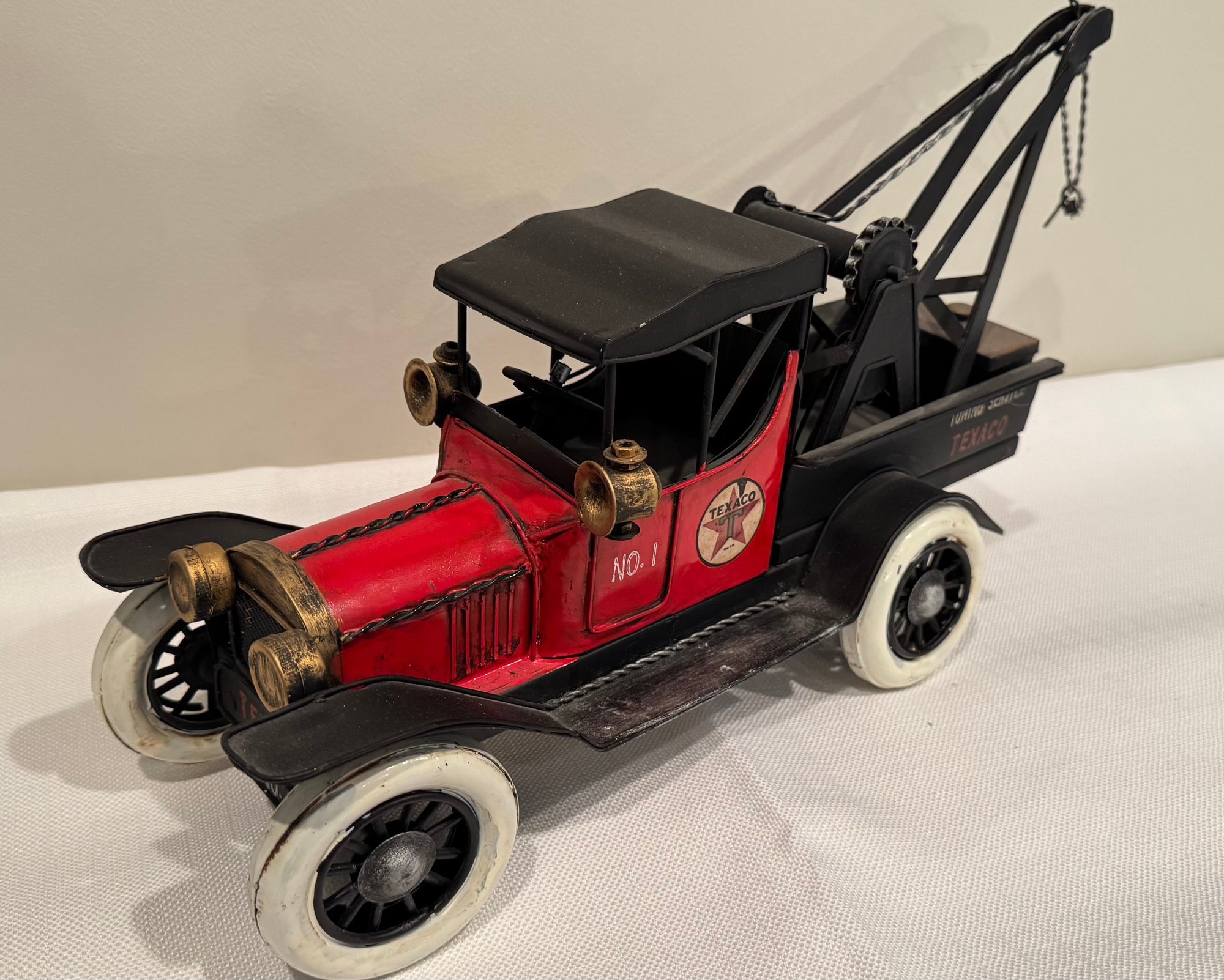 A Vintage Tin Metal Model Car #2147267 | Auctionninja.com