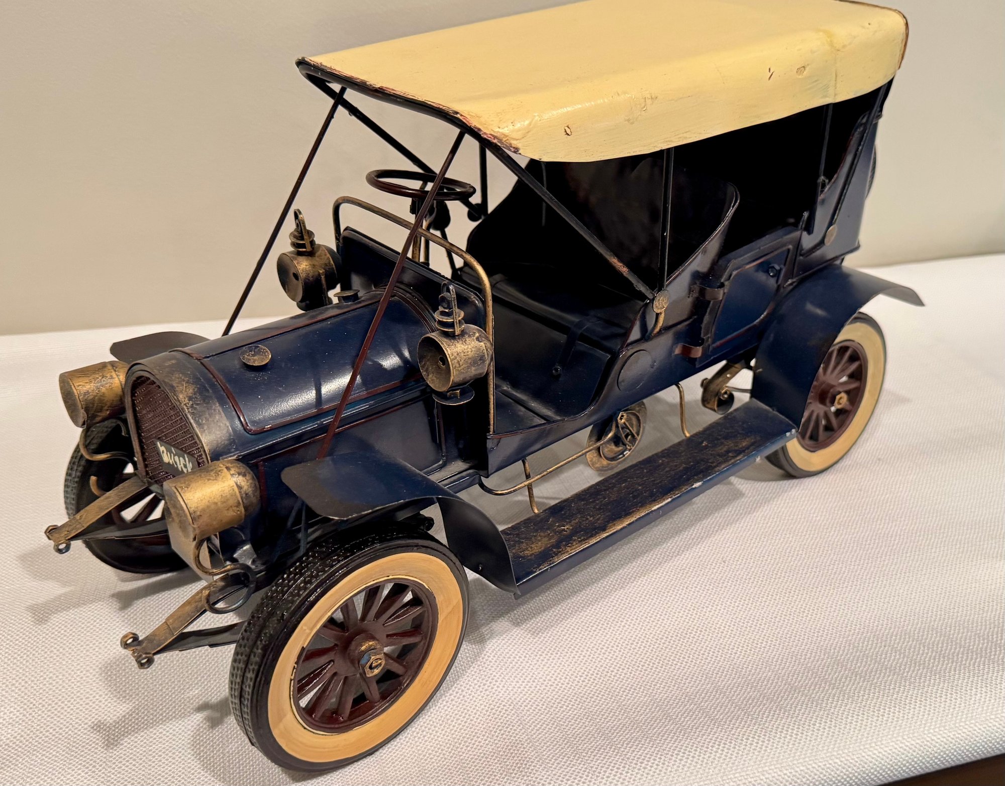 A Vintage Tin Metal Model Car #2147266 | Auctionninja.com