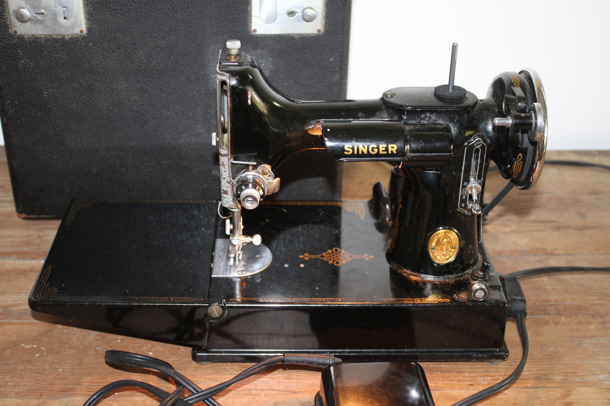 Vintage Singer Black Featherweight Sewing Machine & Case #1949287 ...