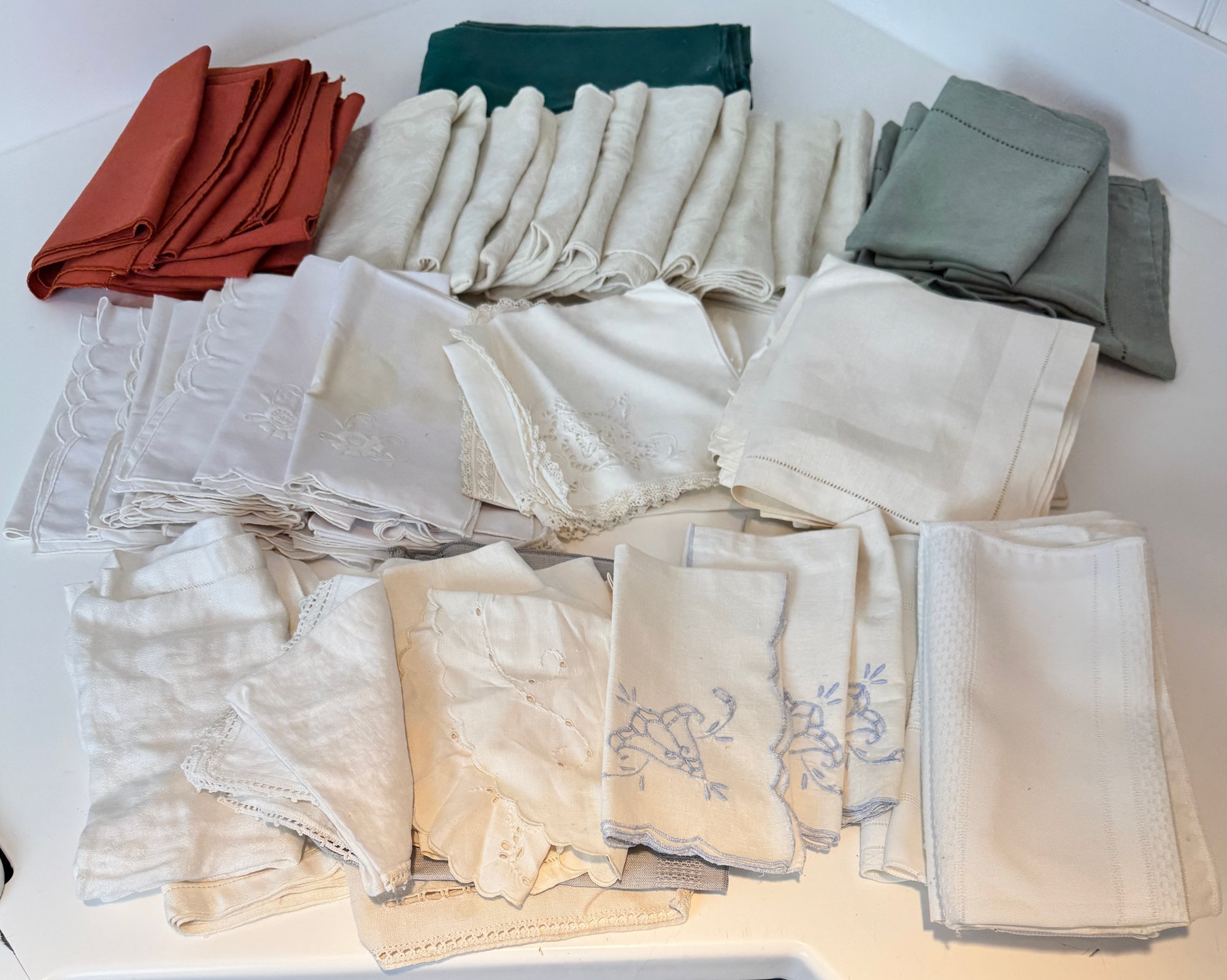 Variety Of Linens #2246334 | Auctionninja.com