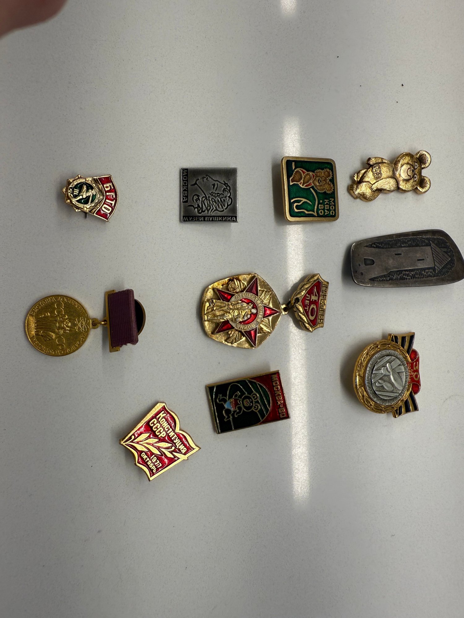 A Collection Of Russian Pins #2183221 | Auctionninja.com