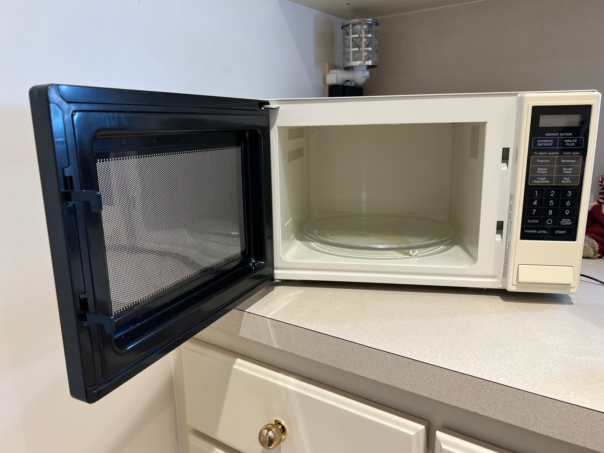 Vintage Sharp Carousel II Microwave #1560461 | Auctionninja.com