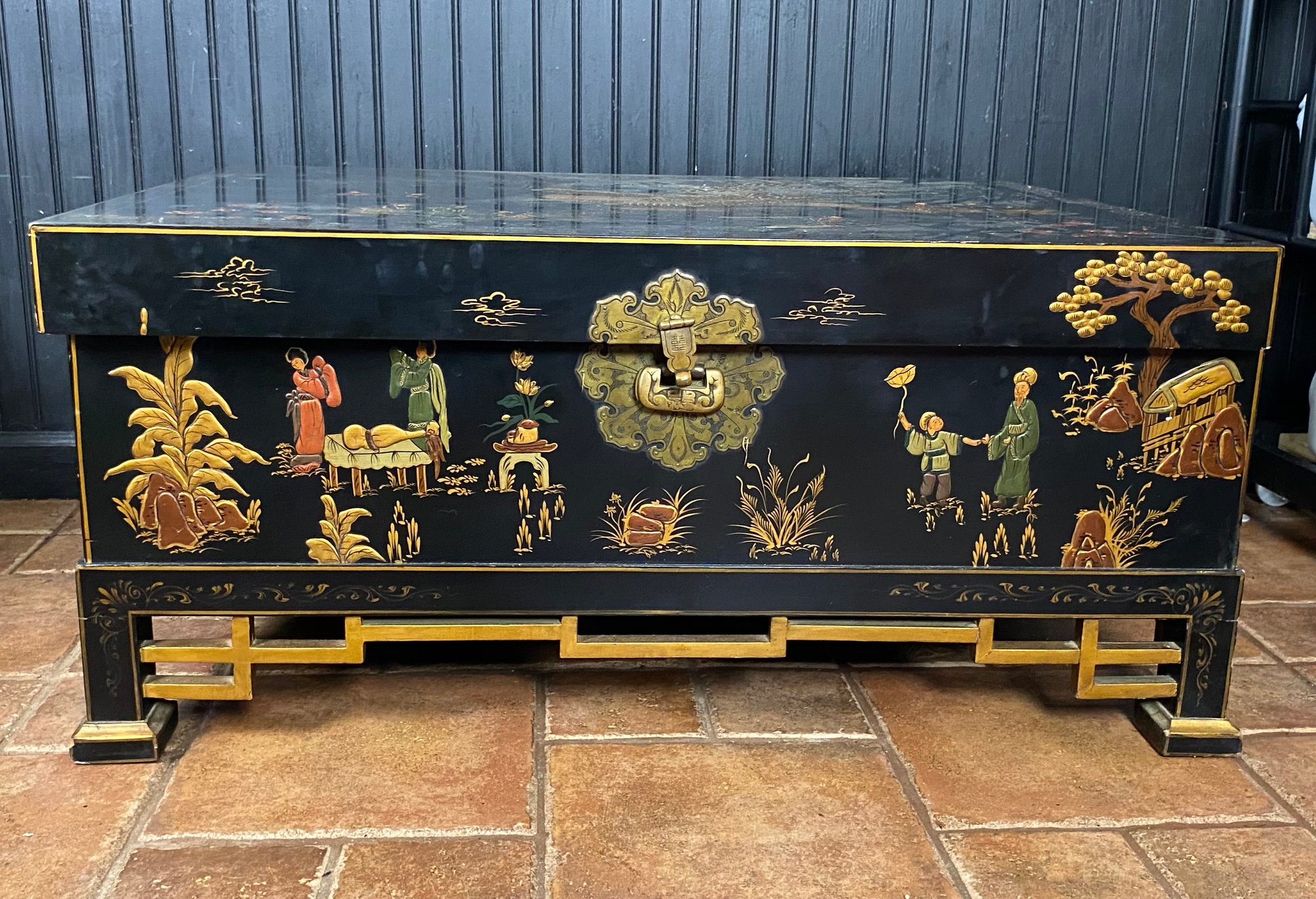 Asian Style Vintage Chest #1909290 | Auctionninja.com