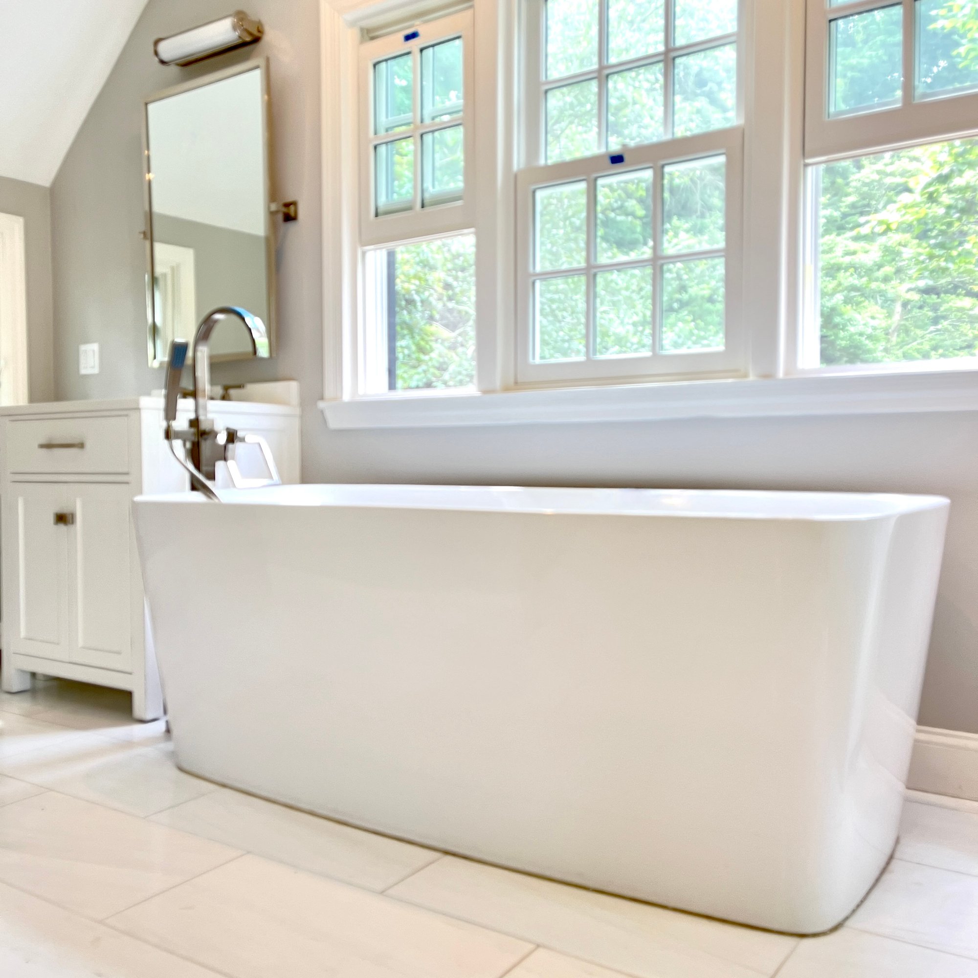 A DXV Acrylic/Fiberglass Freestanding Soaking Tub - Primary Bath Retail ...